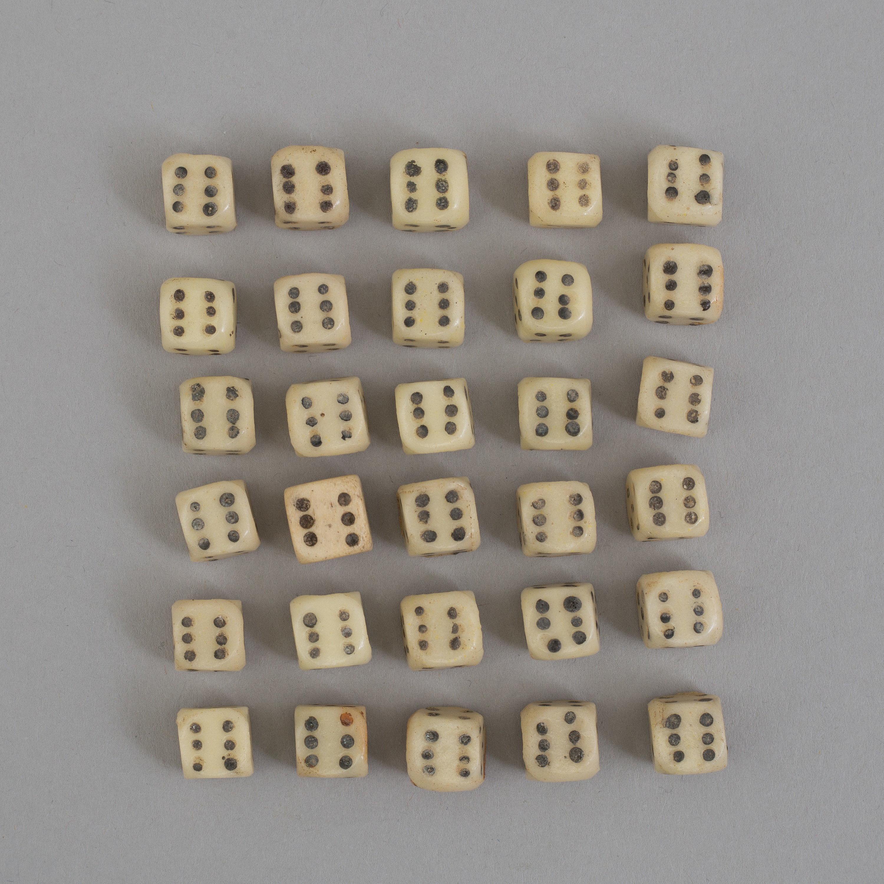 A COLLECTION OF 30 STONE MINIATURE DICE, 19th century. - Bukowskis