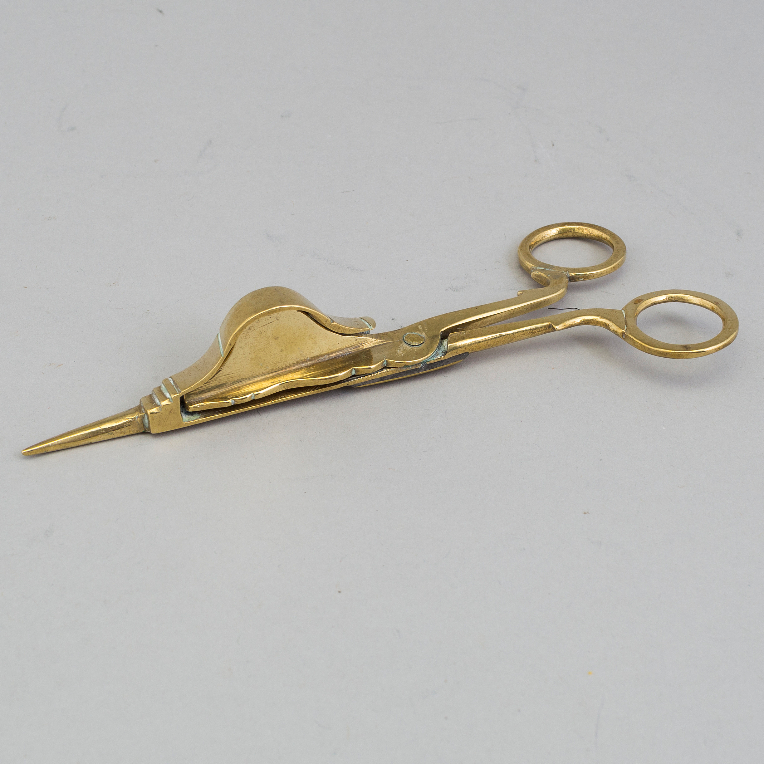 A PAIR OF BRONZE CANDLE SCISSORS, 17th/18th century. - Bukowskis
