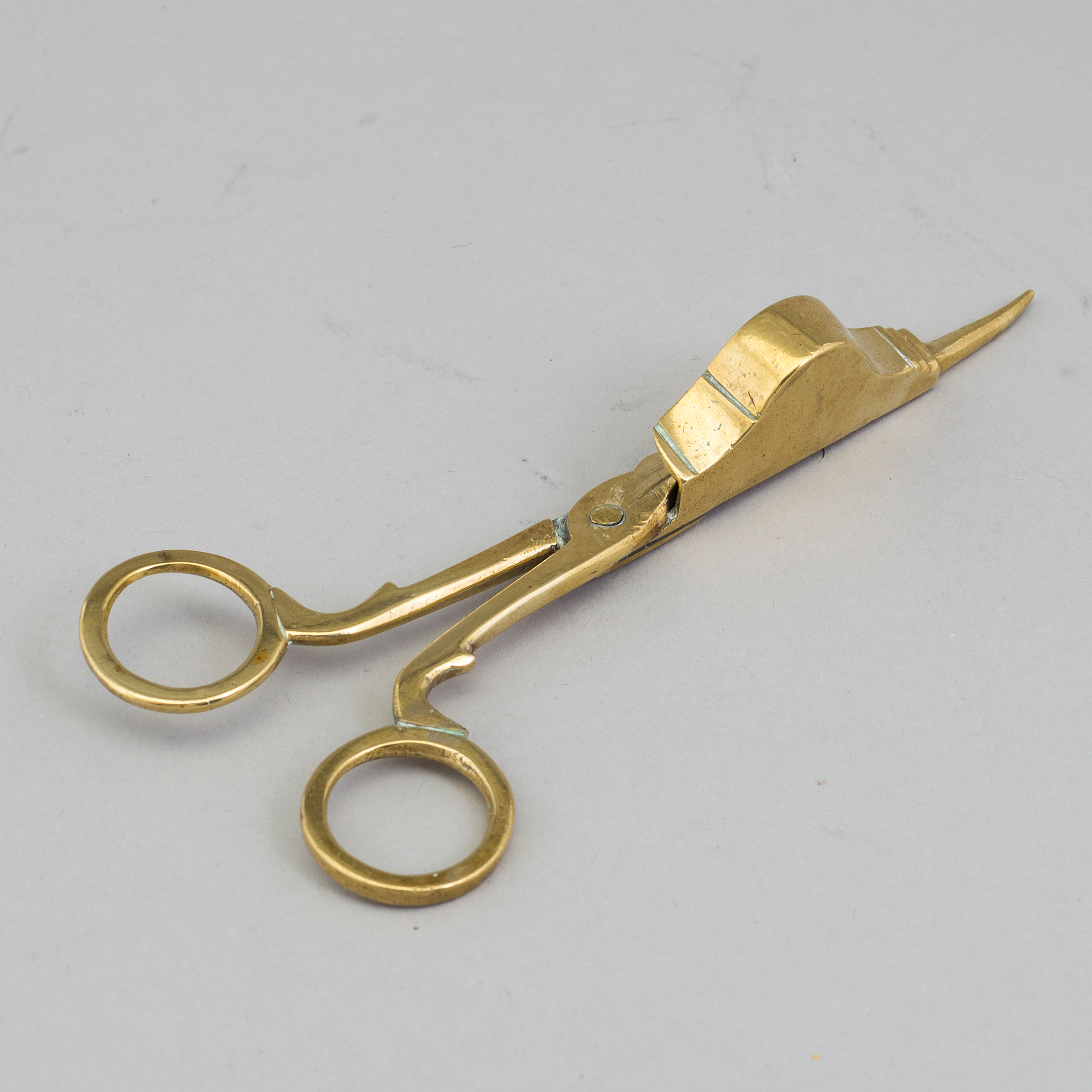 A PAIR OF BRONZE CANDLE SCISSORS, 17th/18th century. - Bukowskis