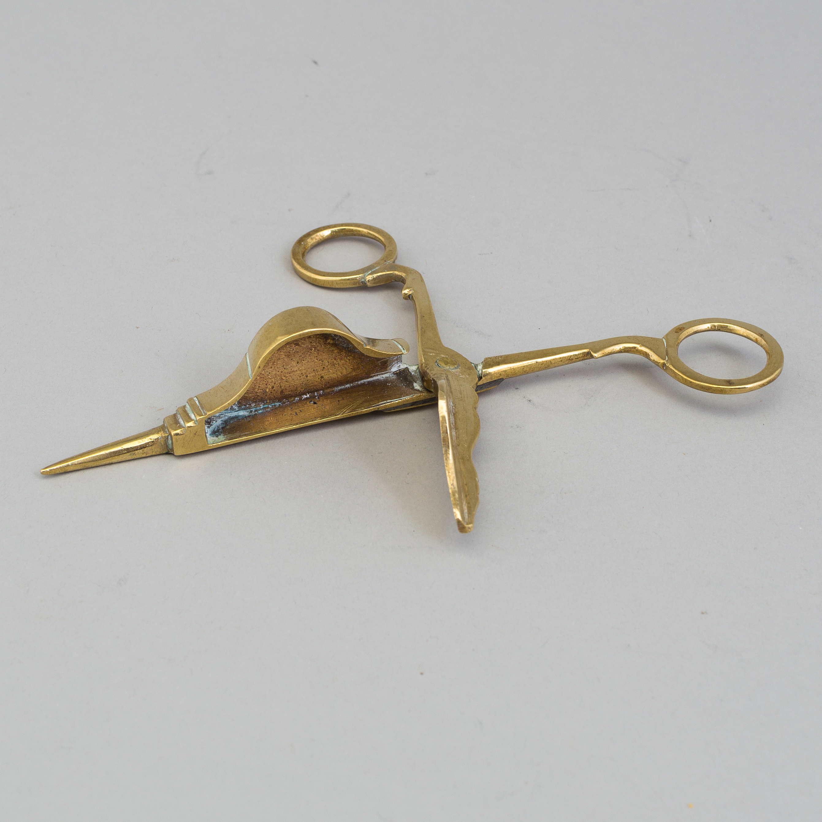 A PAIR OF BRONZE CANDLE SCISSORS, 17th/18th century. - Bukowskis