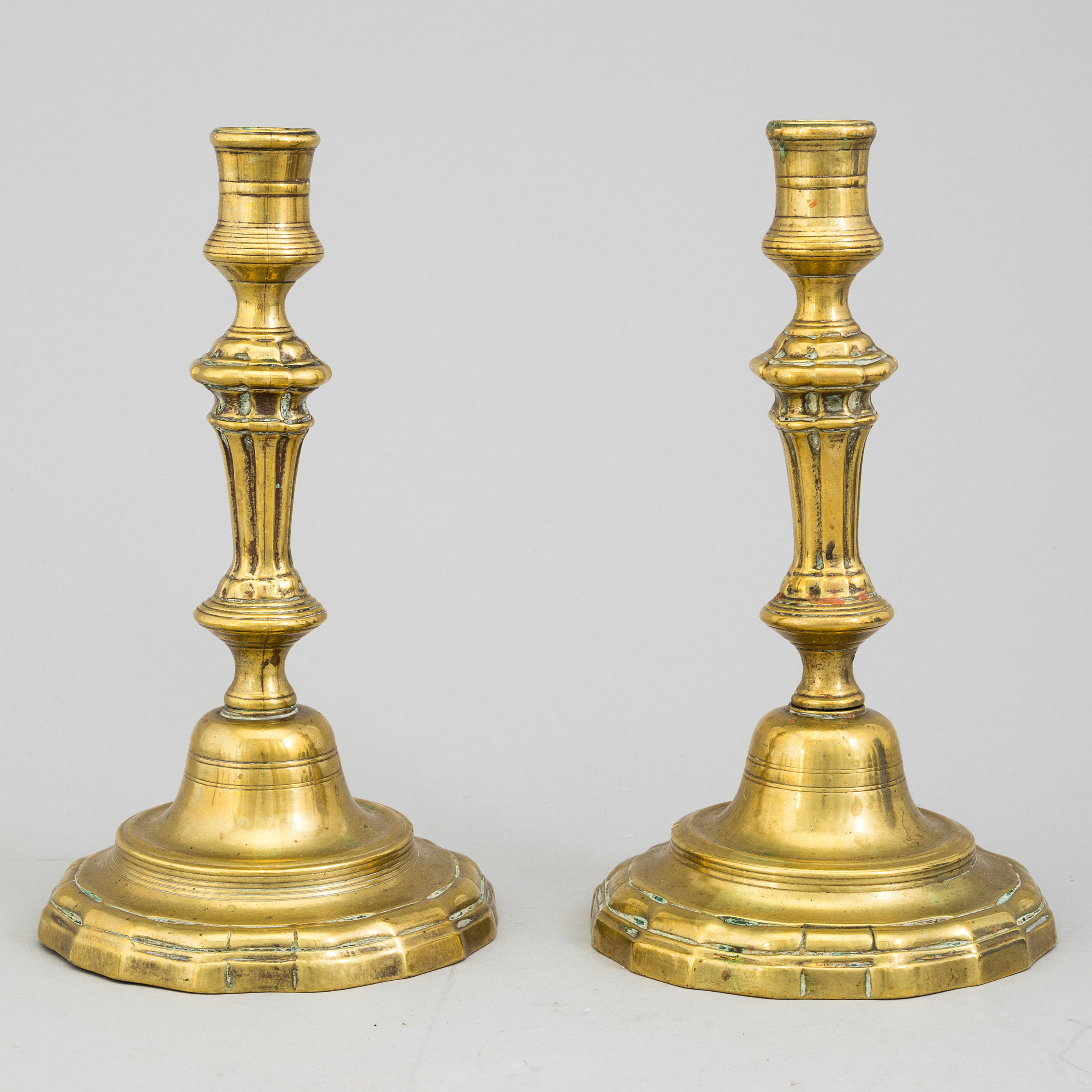 A PAIR OF 18TH CENTURY BRONZE CANDLESTICKS. - Bukowskis