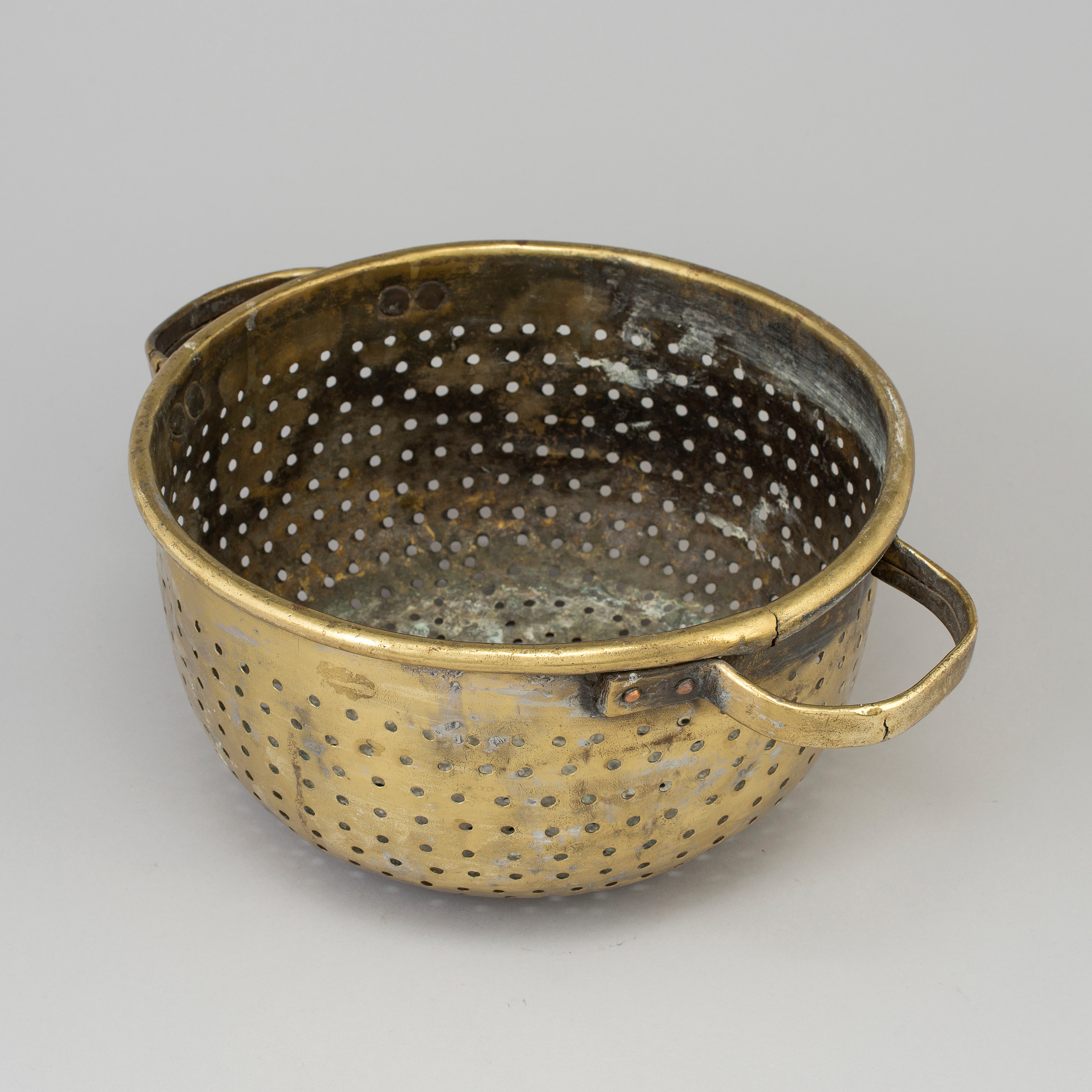 AN 18TH CENTURY BRASS COLANER. - Bukowskis