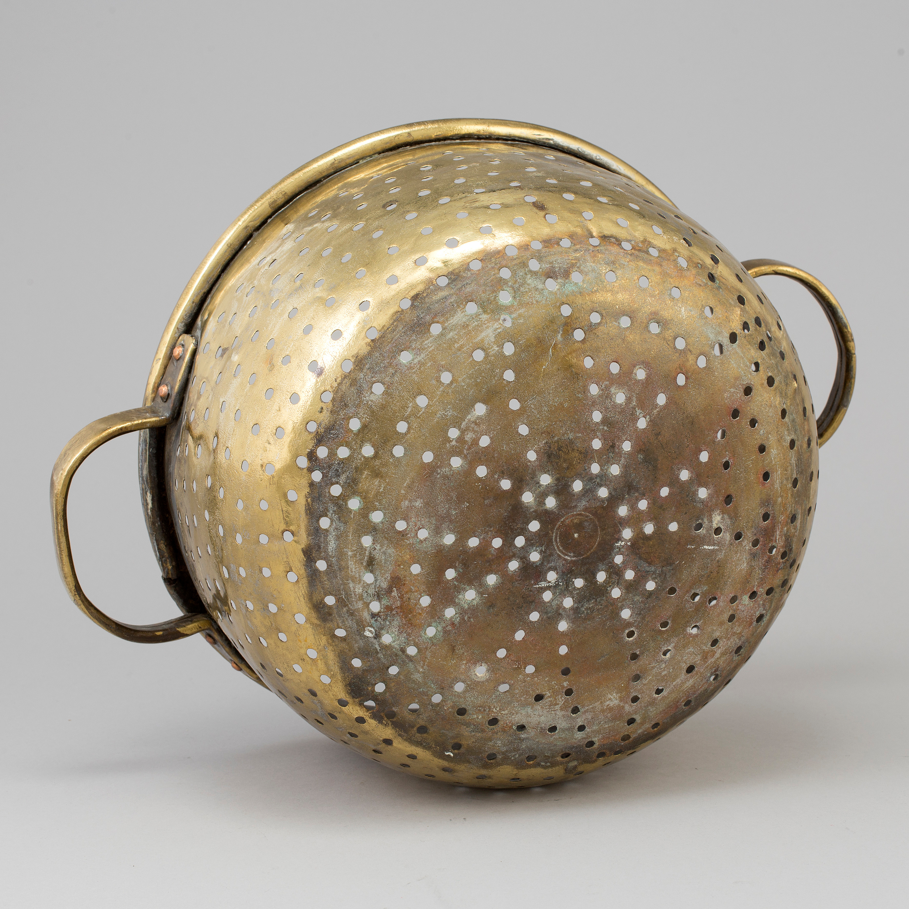 AN 18TH CENTURY BRASS COLANER. - Bukowskis