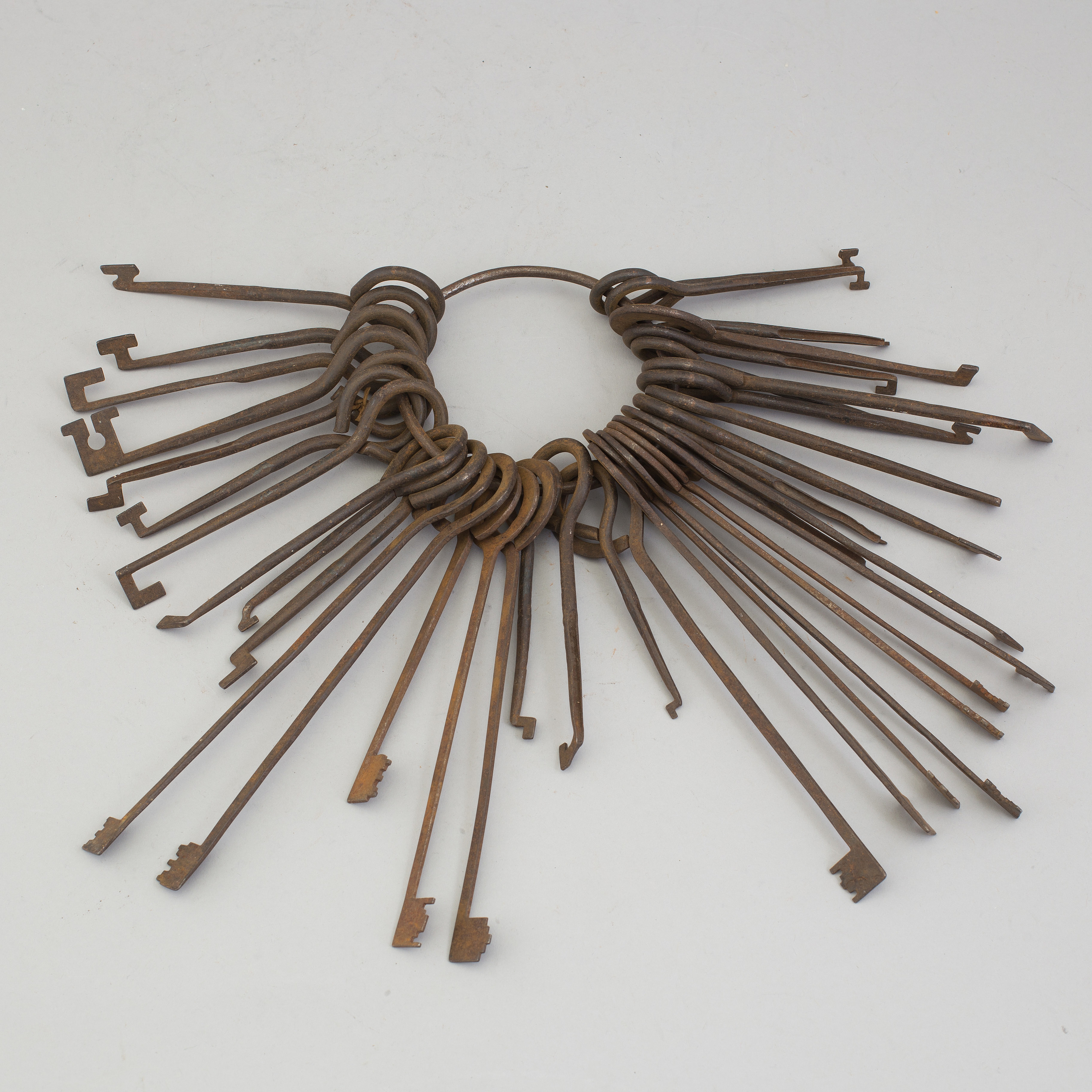 A COLLECTION OF 38 IRON PICKLOCKS, 18th century. - Bukowskis