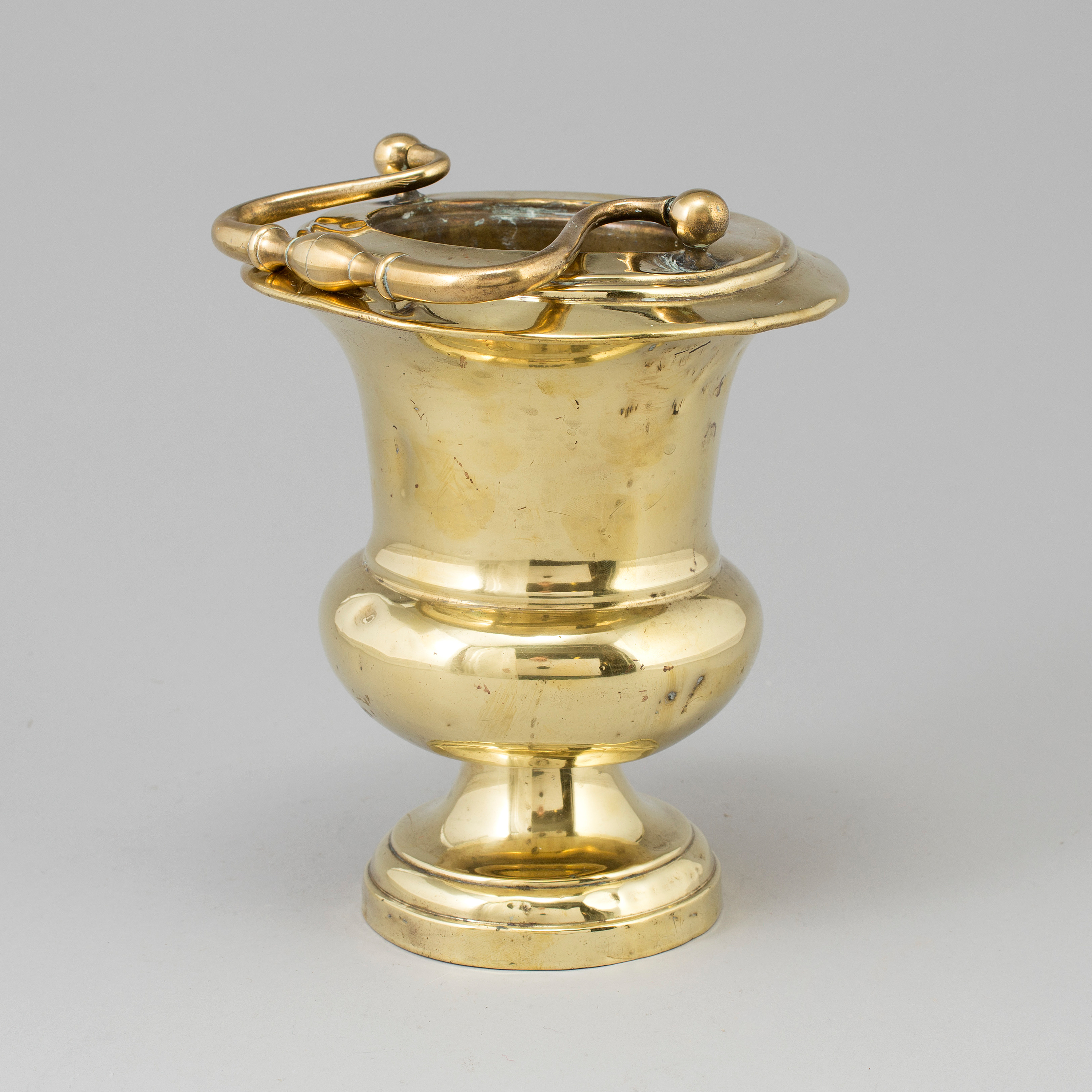 AN EARLY 19TH CENTURY BRASS CONTAINER. - Bukowskis