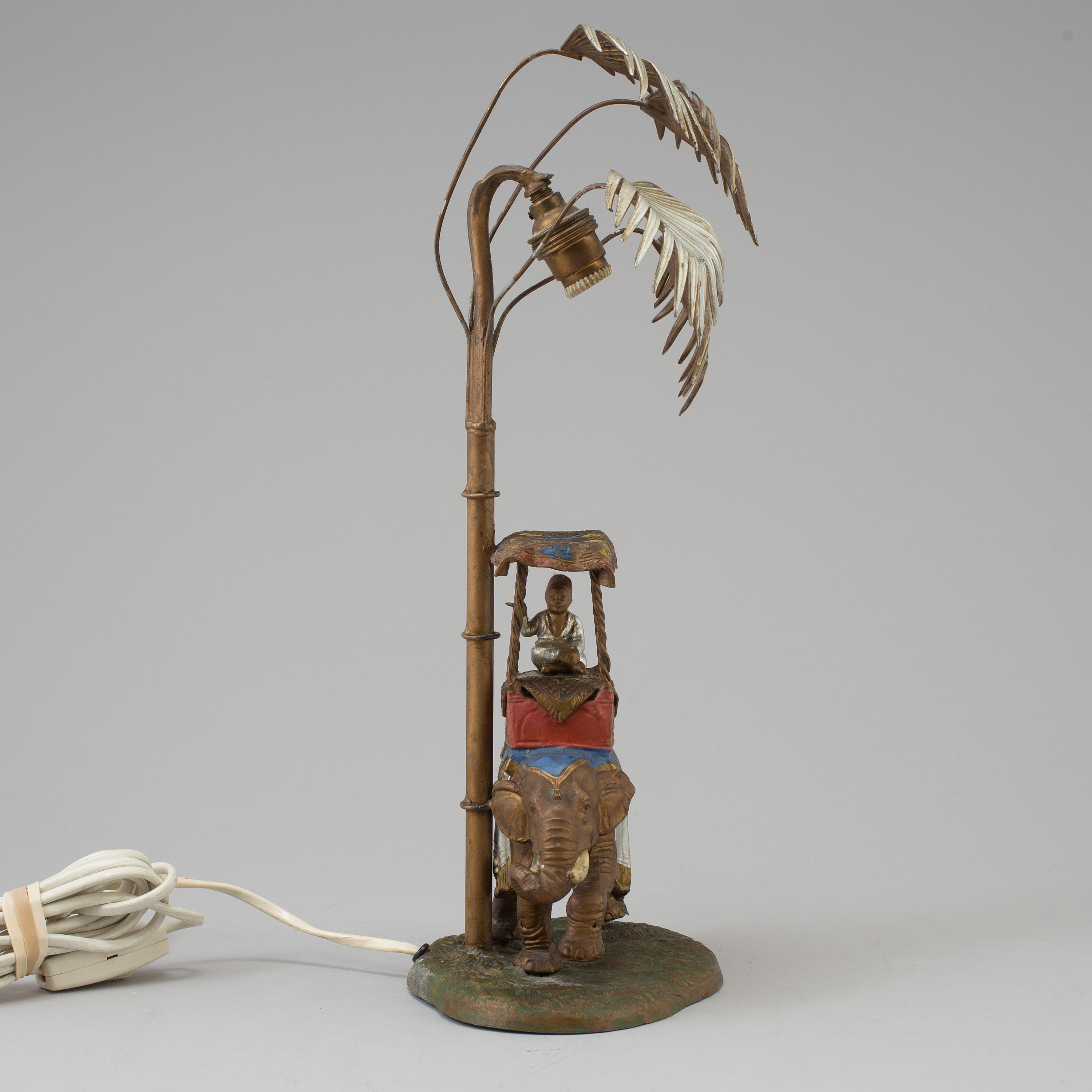 An early 20th century colonial style table lamp. - Bukowskis