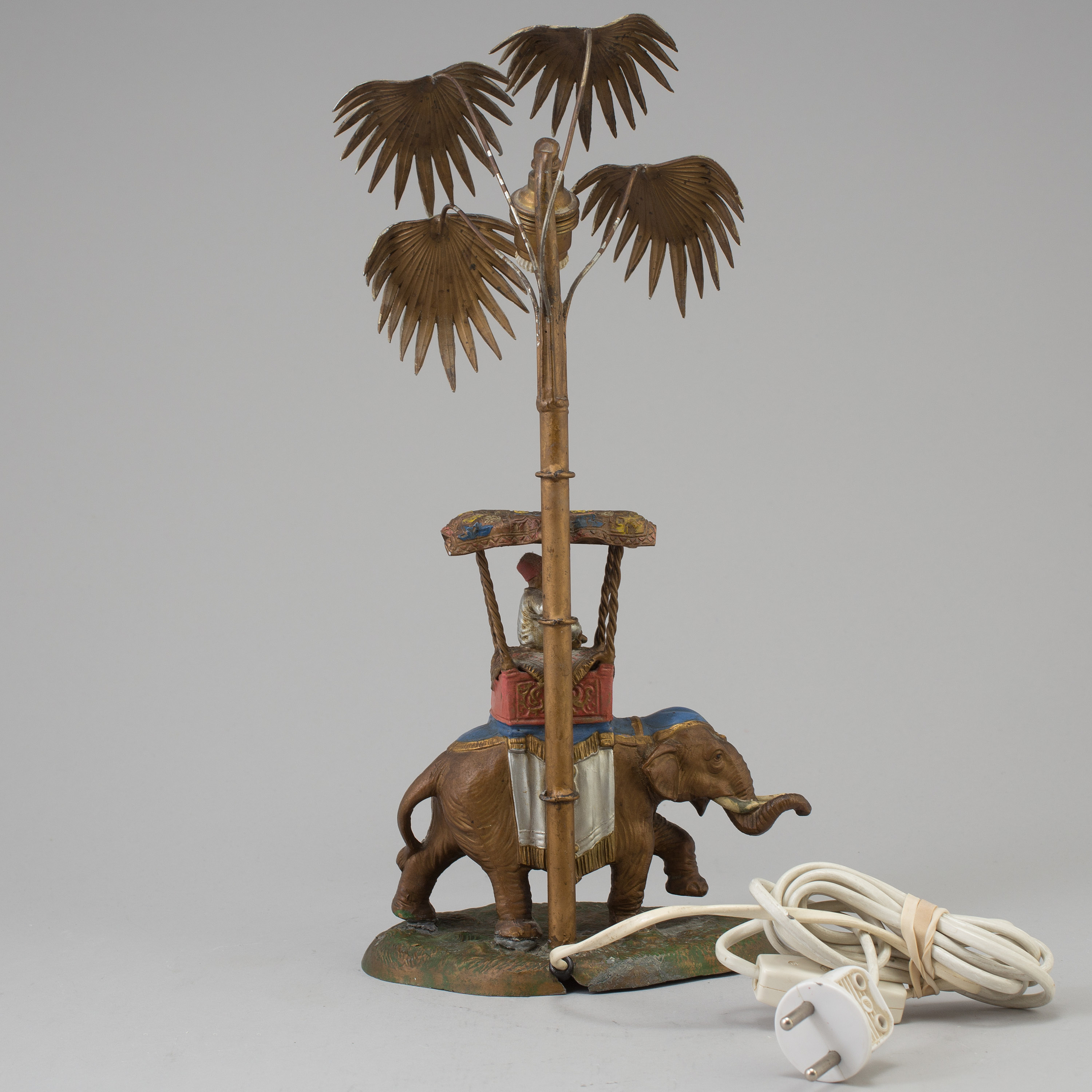 An early 20th century colonial style table lamp. - Bukowskis