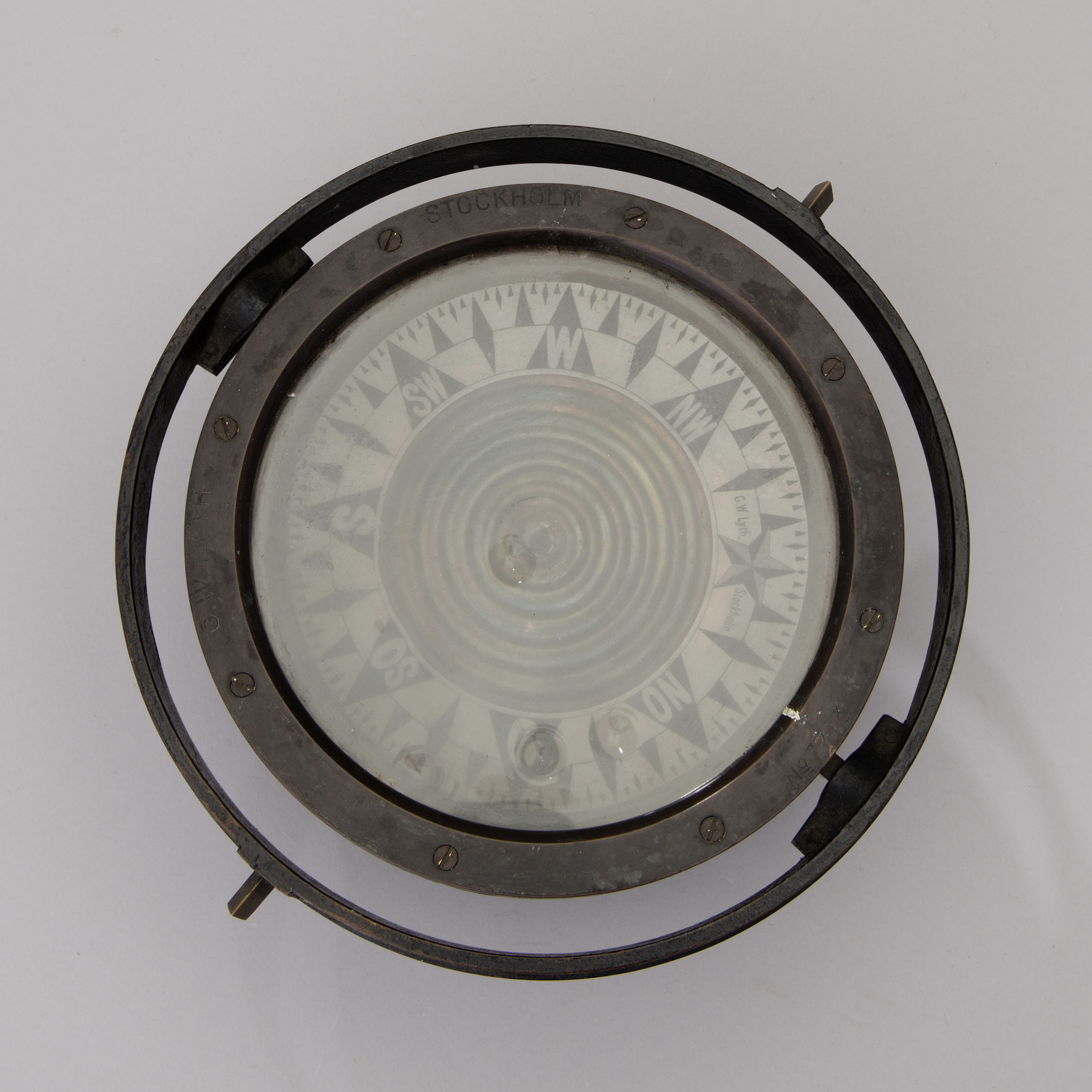 A Swedish compass by G.W. Lyth in Stockholm, and a bottle ship. - Bukowskis