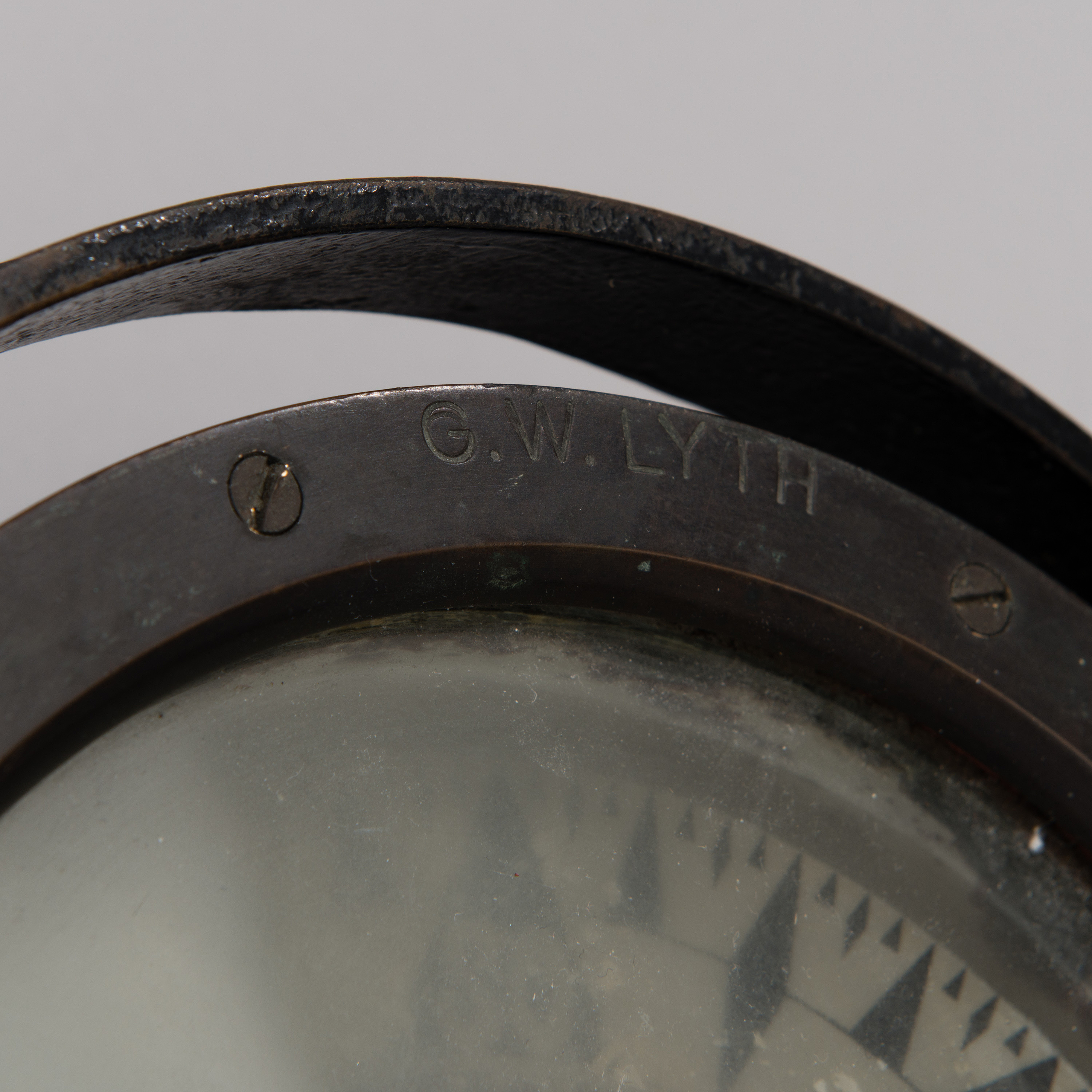 A Swedish compass by G.W. Lyth in Stockholm, and a bottle ship. - Bukowskis