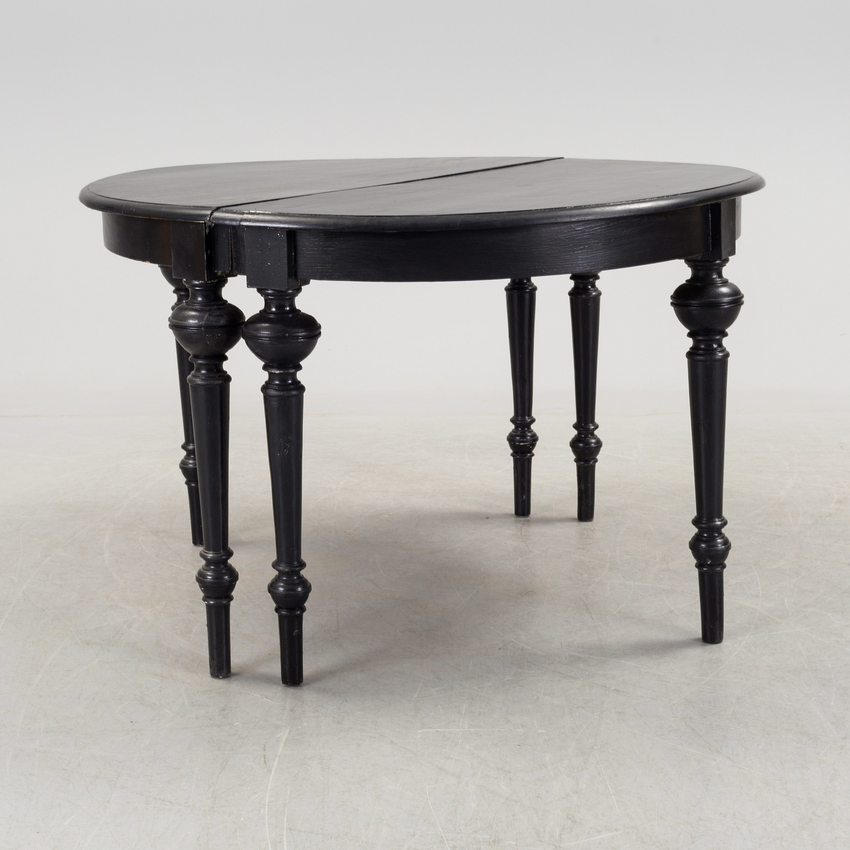 A 19th century dining table. - Bukowskis