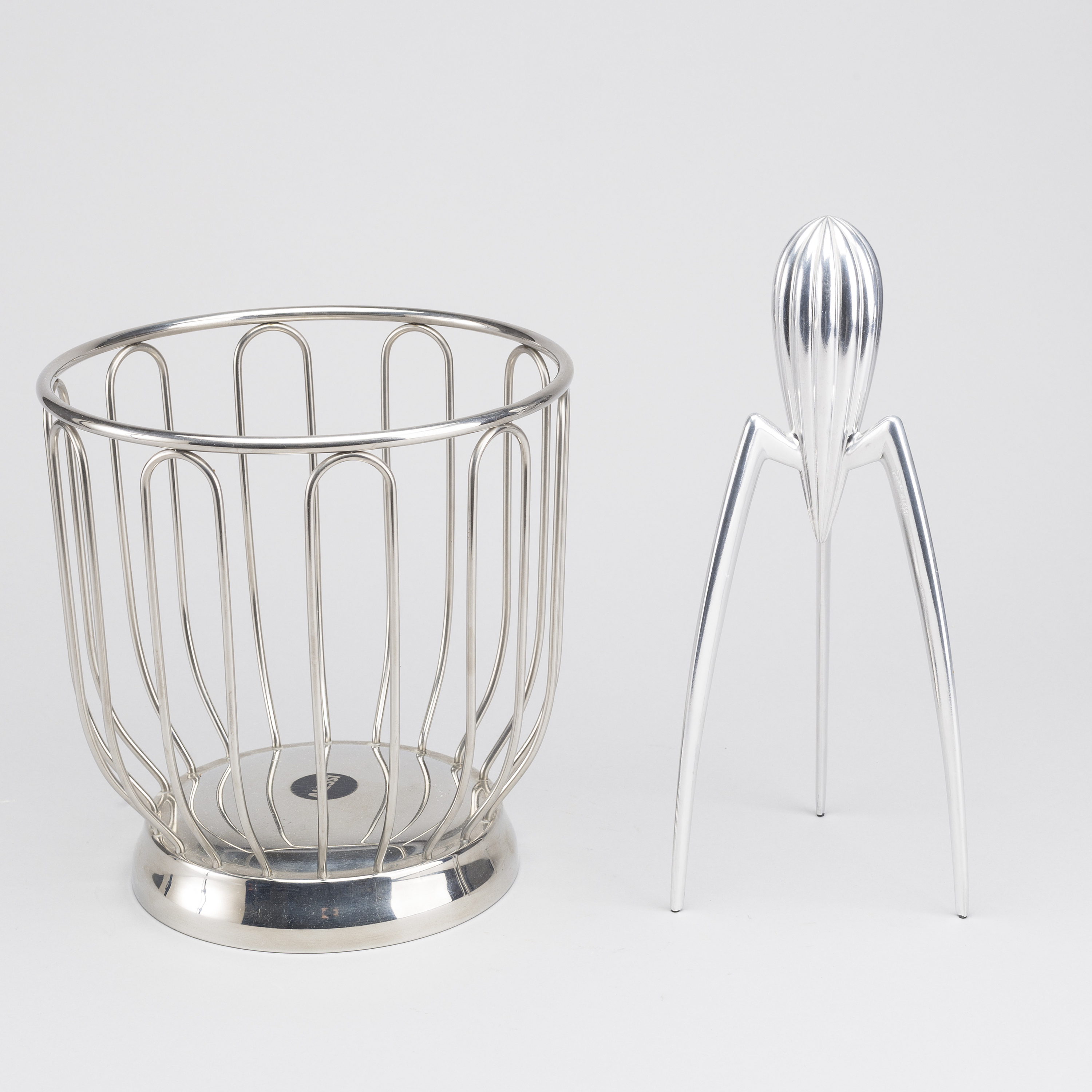 CITRUSPRESS, formgiven af Philippe Starck och FRUKTSKÅL, stål, ALESSI. - Bukowskis