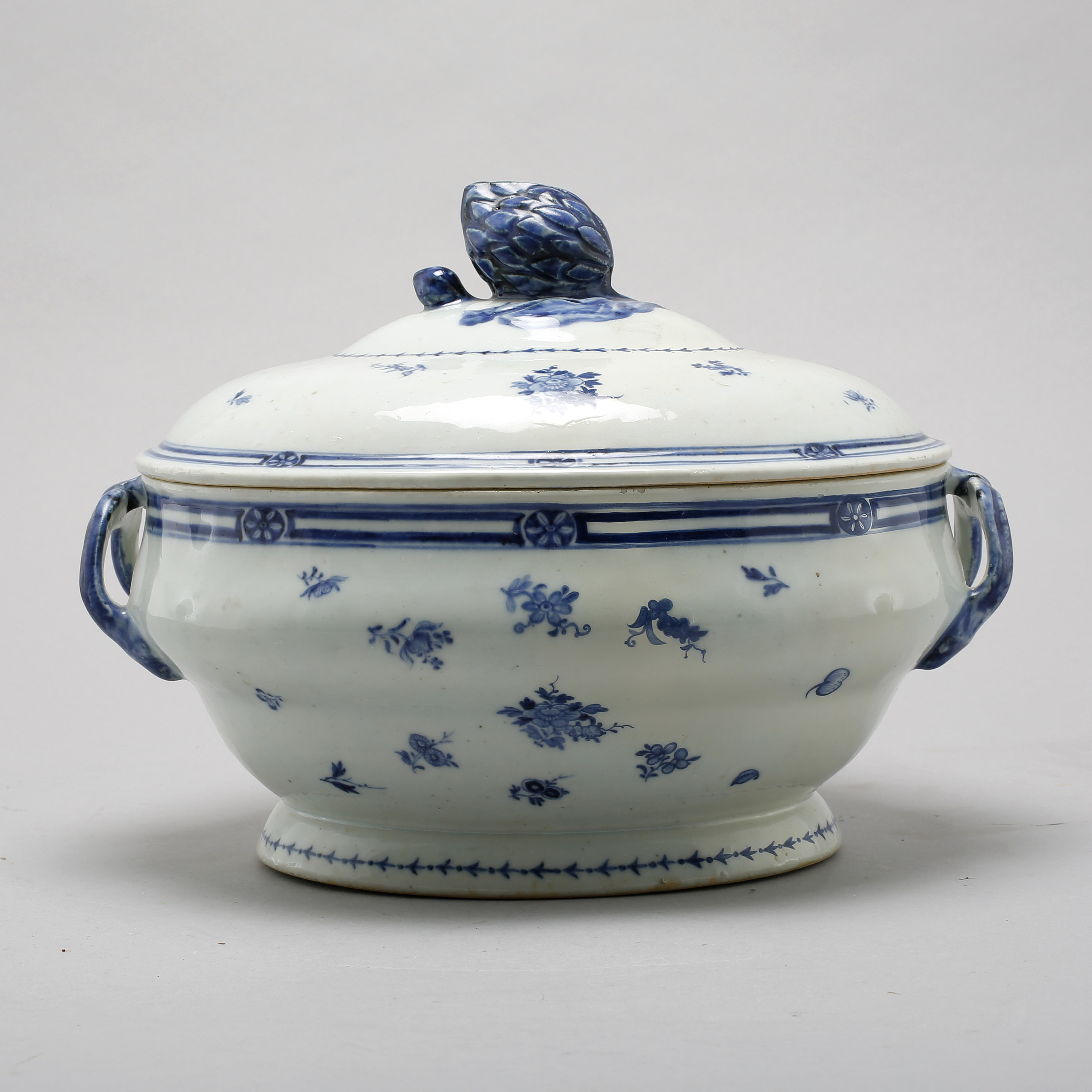 A porcelian chinese turren from the 18th century. - Bukowskis
