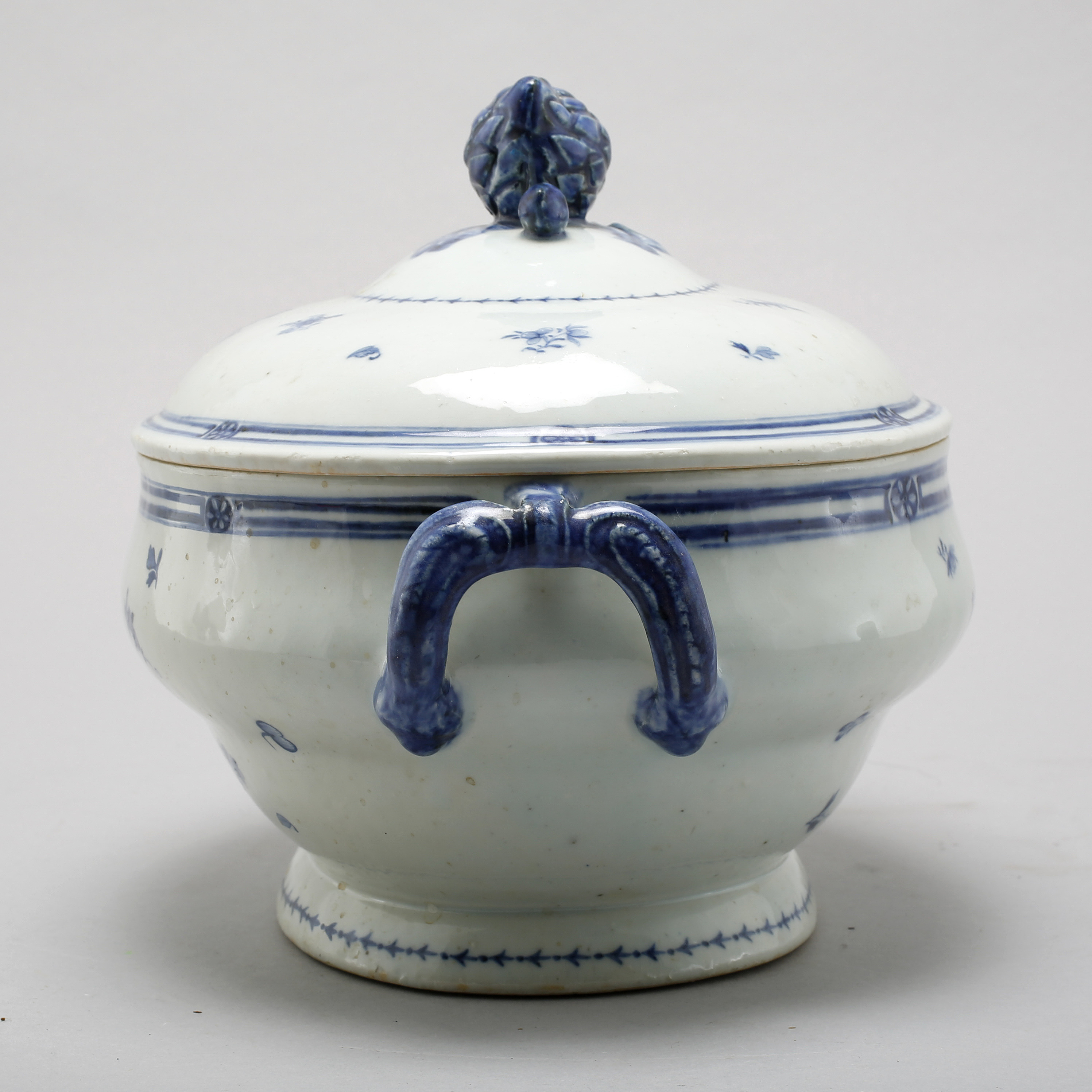 A porcelian chinese turren from the 18th century. - Bukowskis