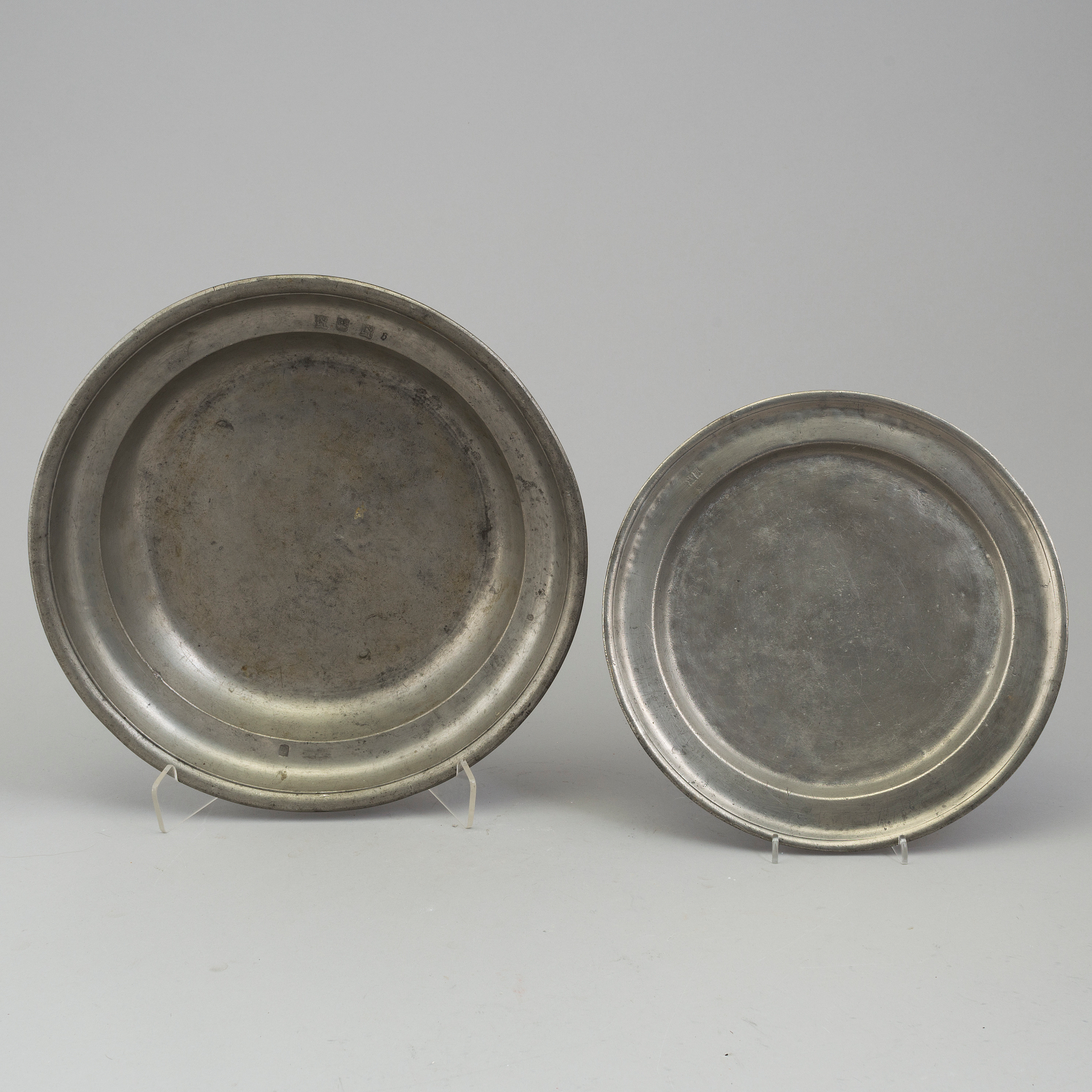 A mixed lot of five 18th century pewter dishes. - Bukowskis