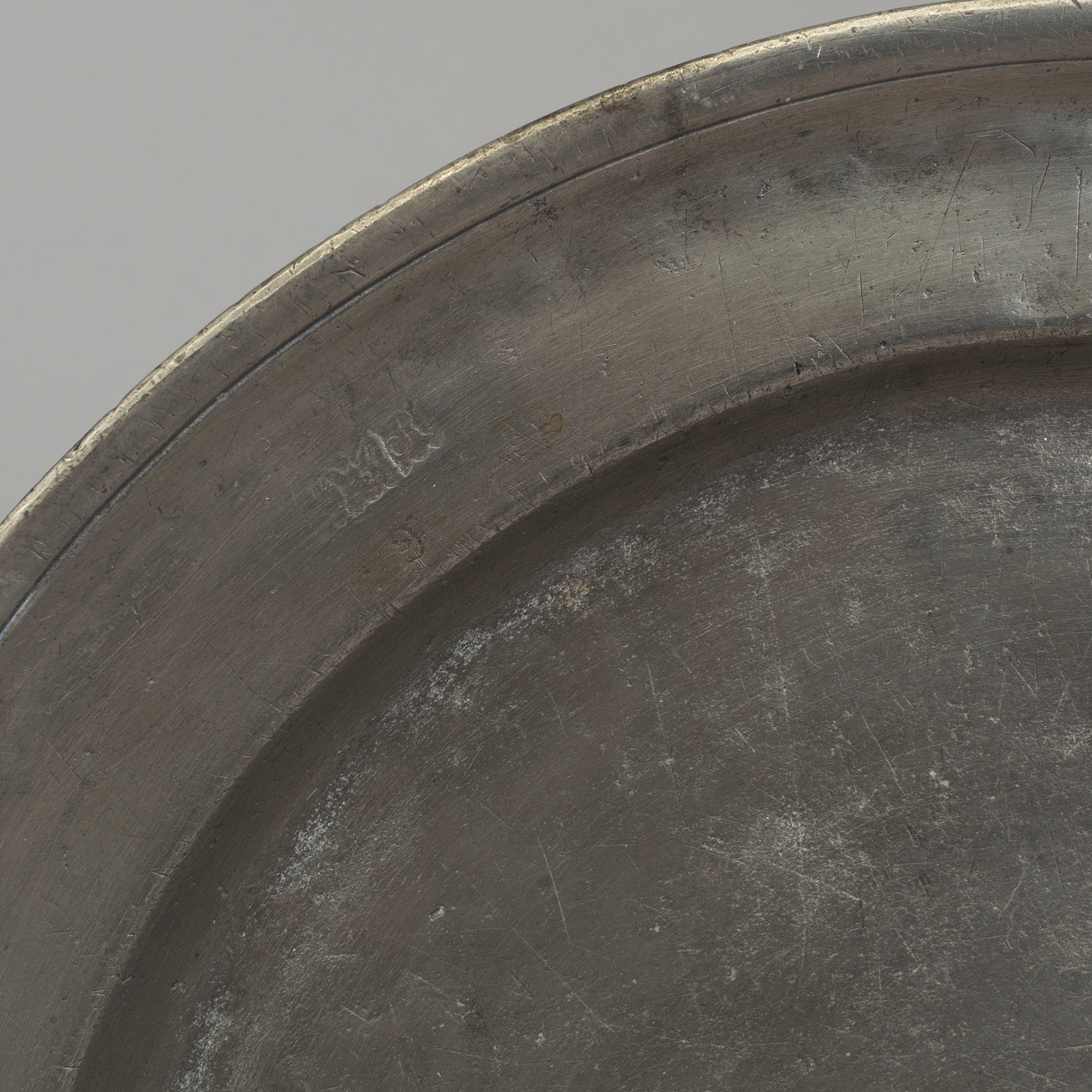 A mixed lot of five 18th century pewter dishes. - Bukowskis