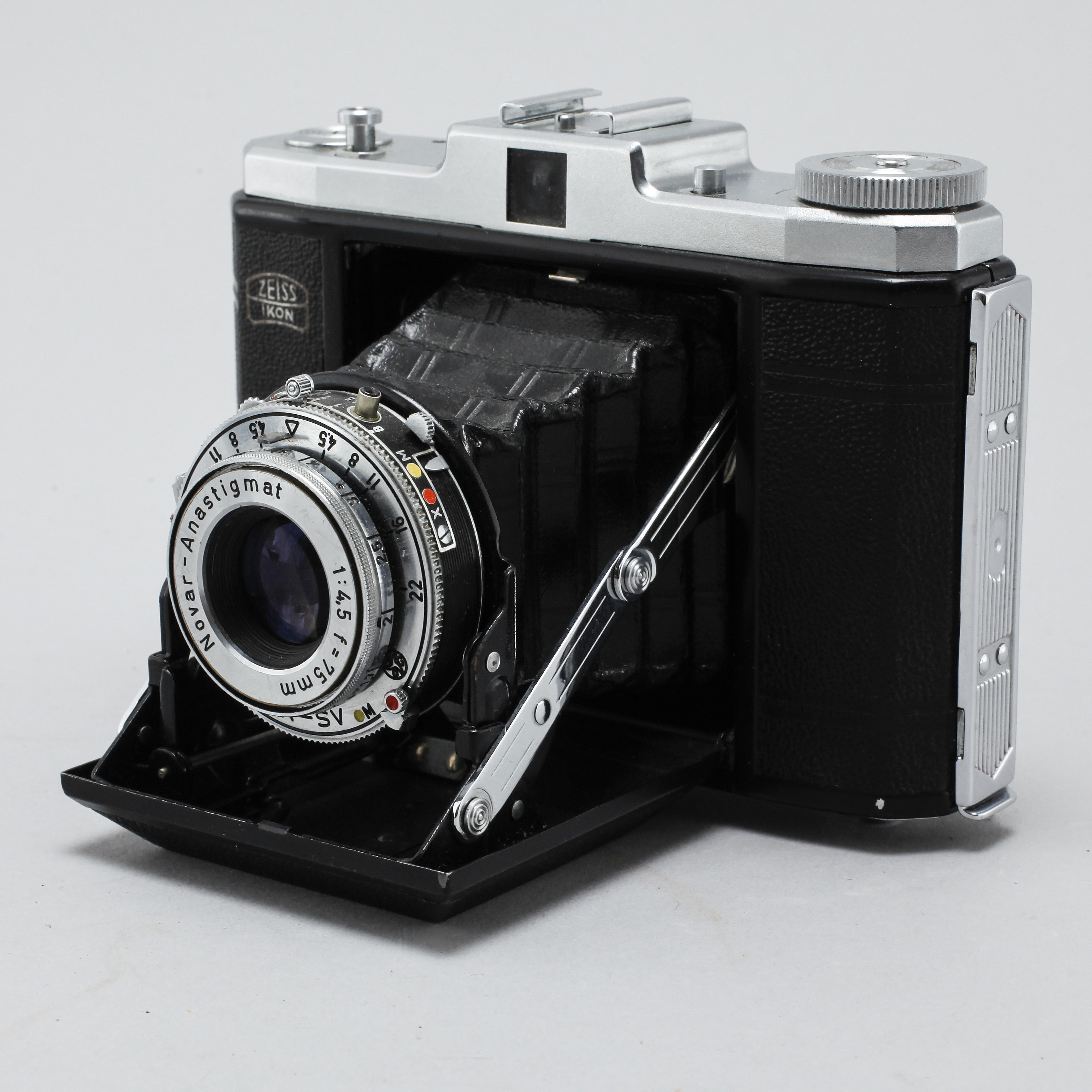 Four cameras, first half of the 20th century. - Bukowskis