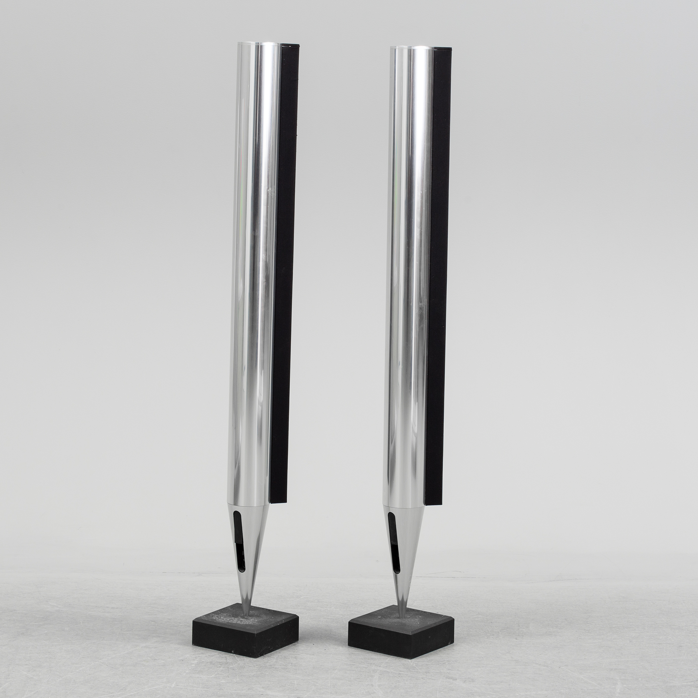 A pair of loudspeakers by Bang & Olufsen. - Bukowskis