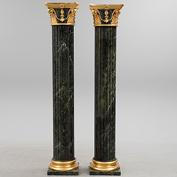 KOLONNER, ett par, 1900-talets andra hälft. - Bukowskis