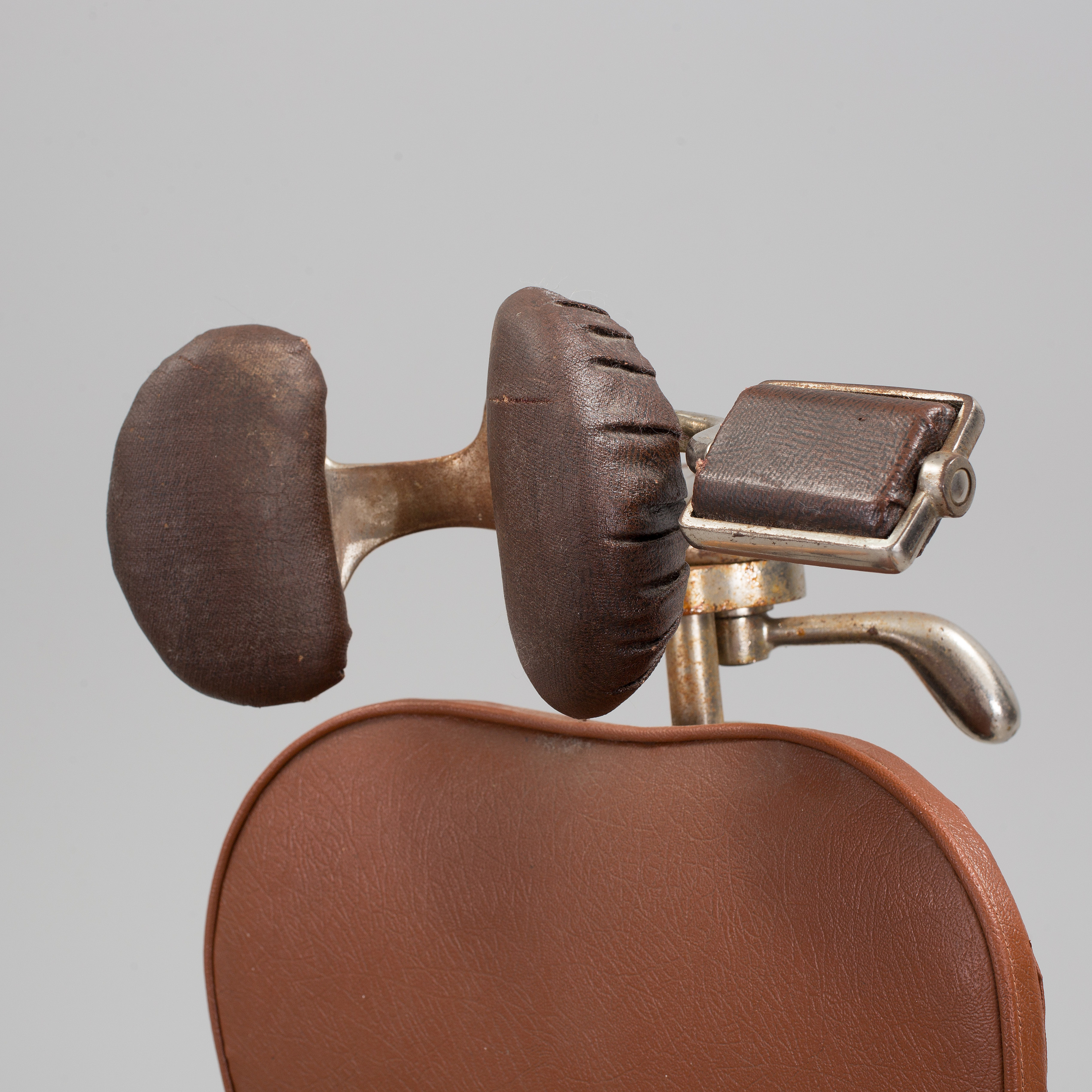 A dental chair, circa 1900. - Bukowskis