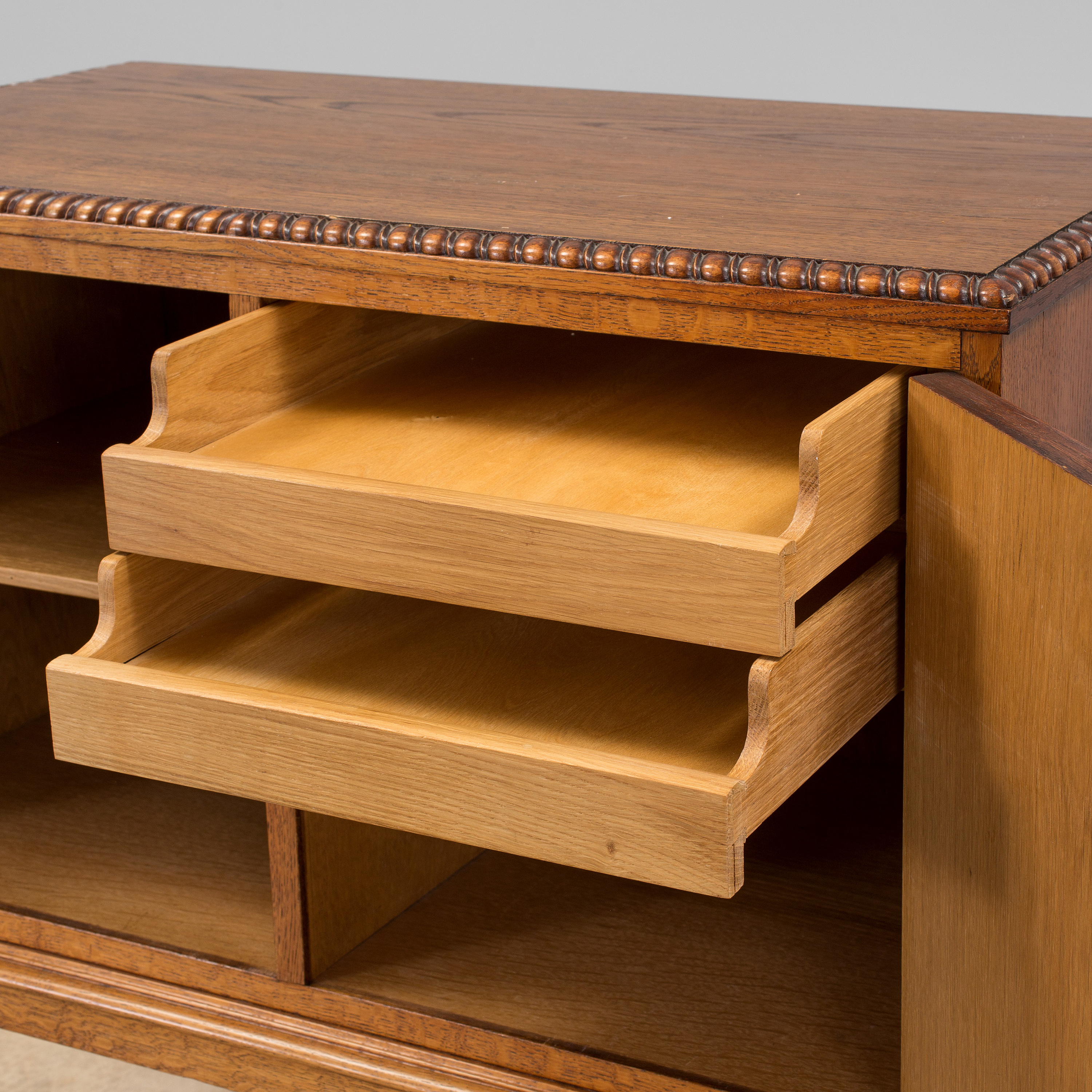 A 1920´s sideboard veneered with oak. - Bukowskis