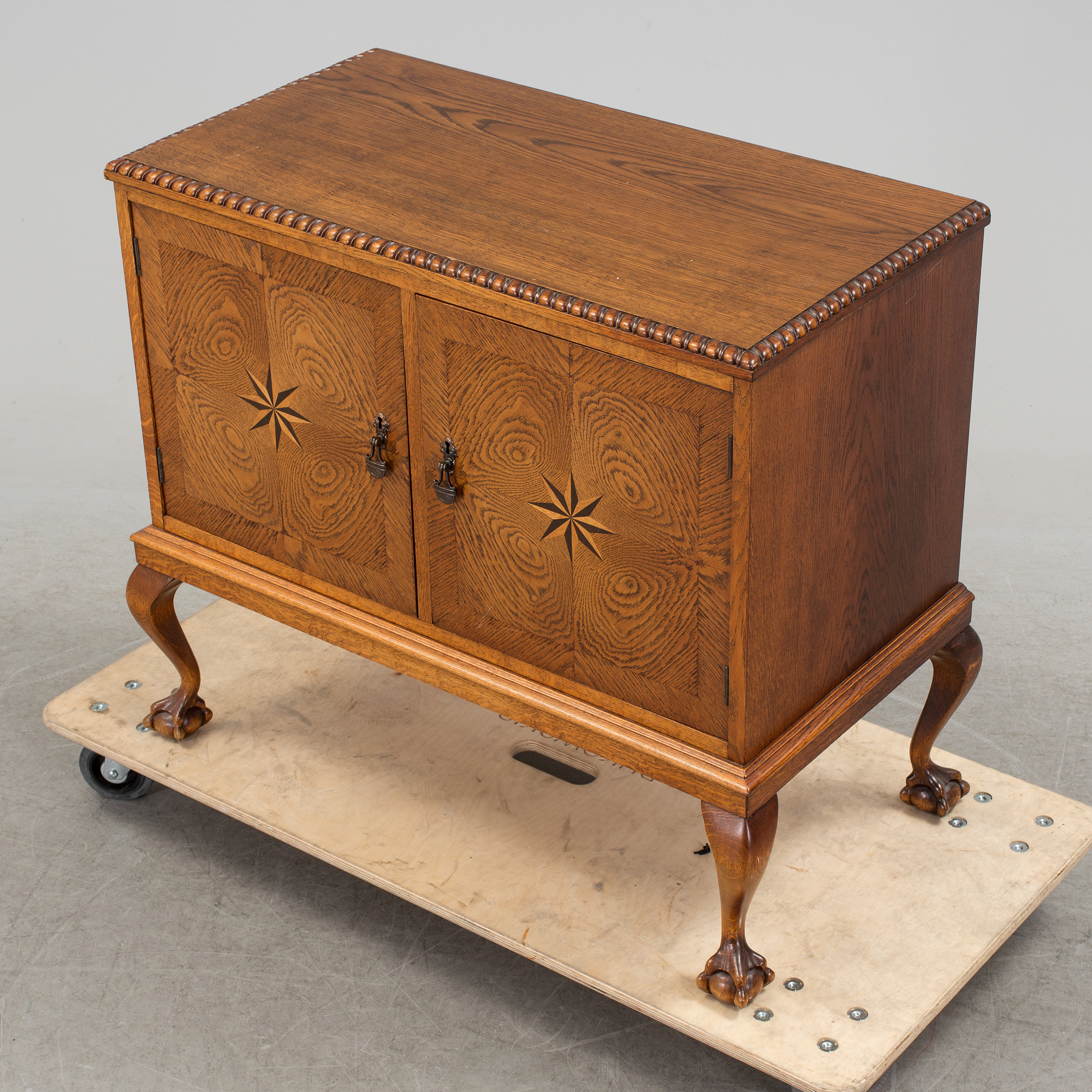 A 1920´s sideboard veneered with oak. - Bukowskis