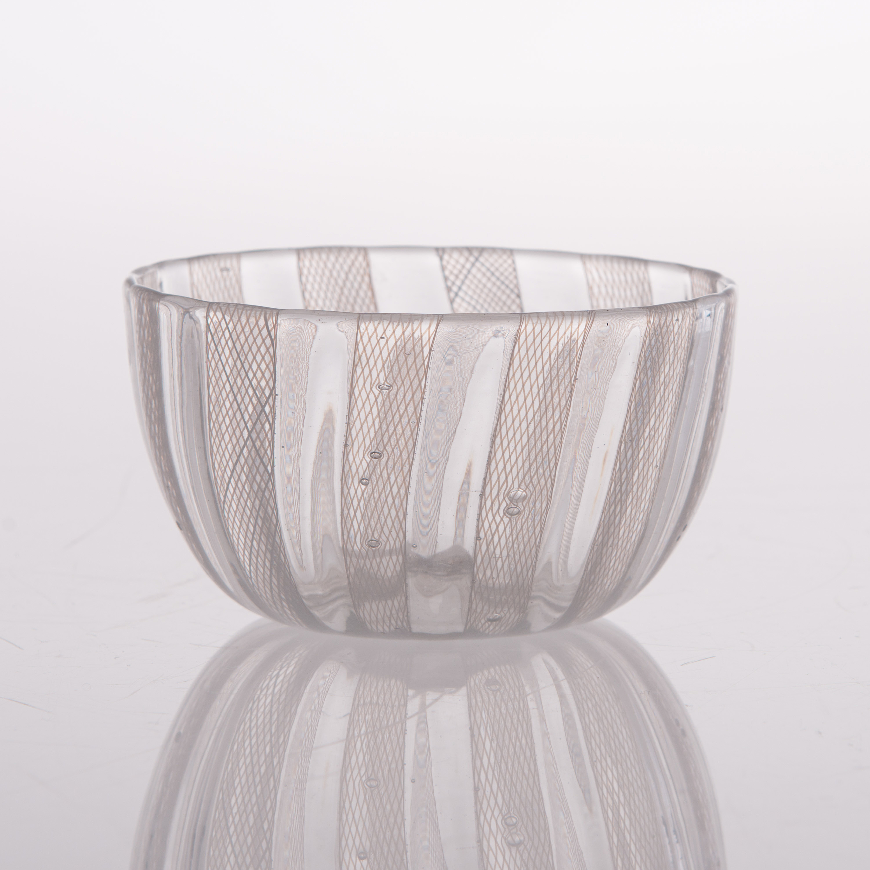A bowl in filigree glass, presumably from Murano. - Bukowskis