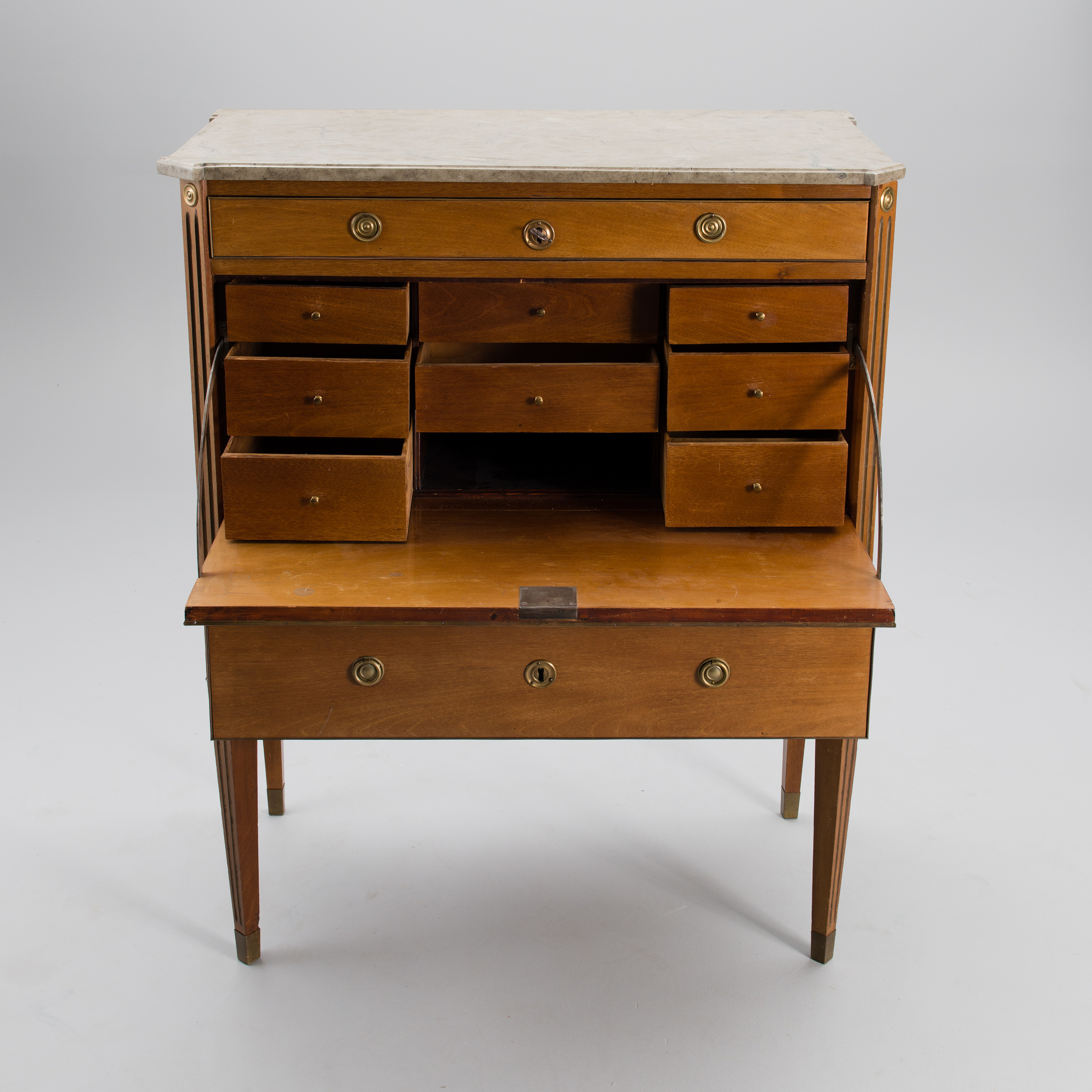 An early 19th century late secretaire chest of drawers. - Bukowskis