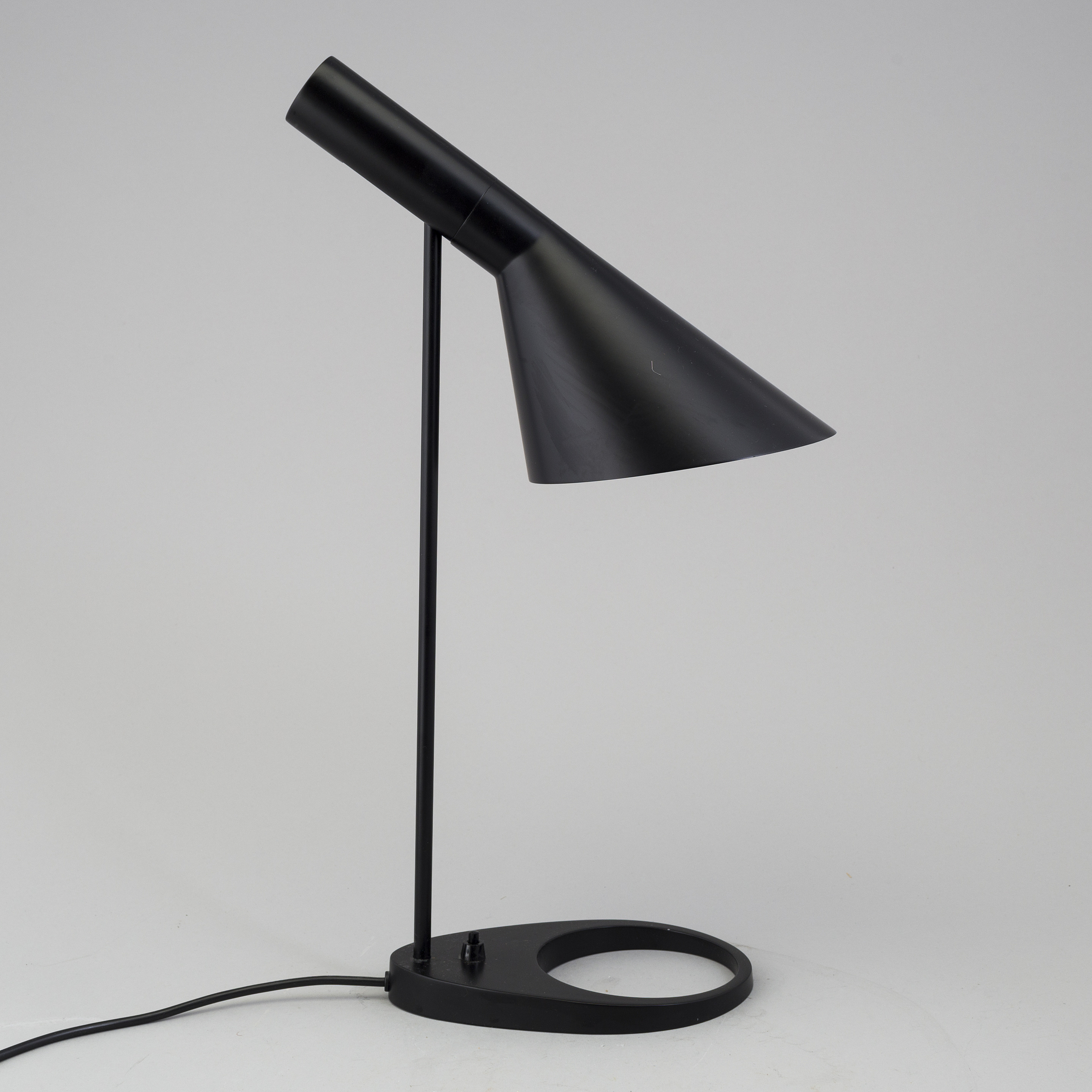 ARNE JACOBSEN, a "AJ" table light, Louis Poulsen. - Bukowskis