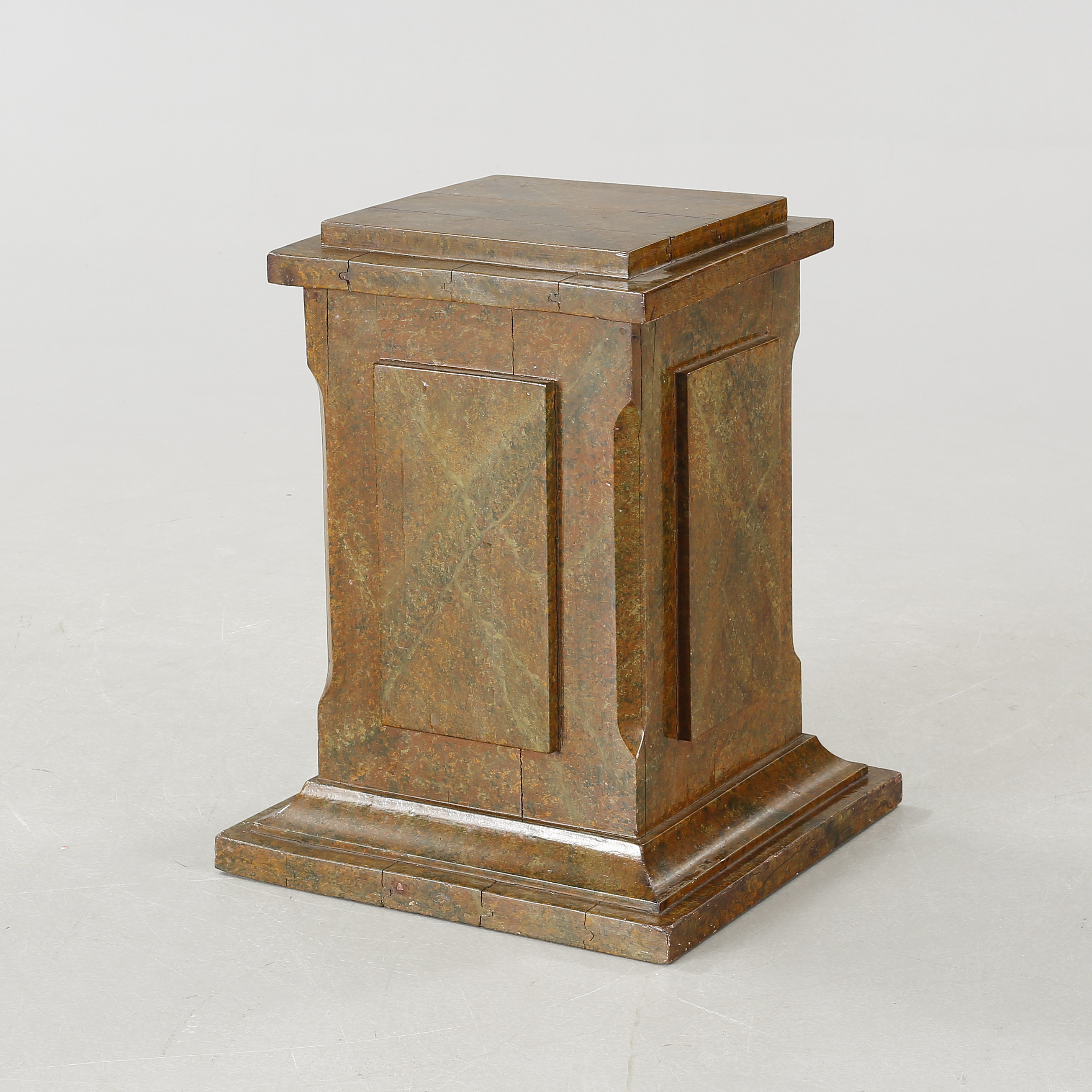 PIEDESTAL / POSTAMENT, 1900-tal. - Bukowskis