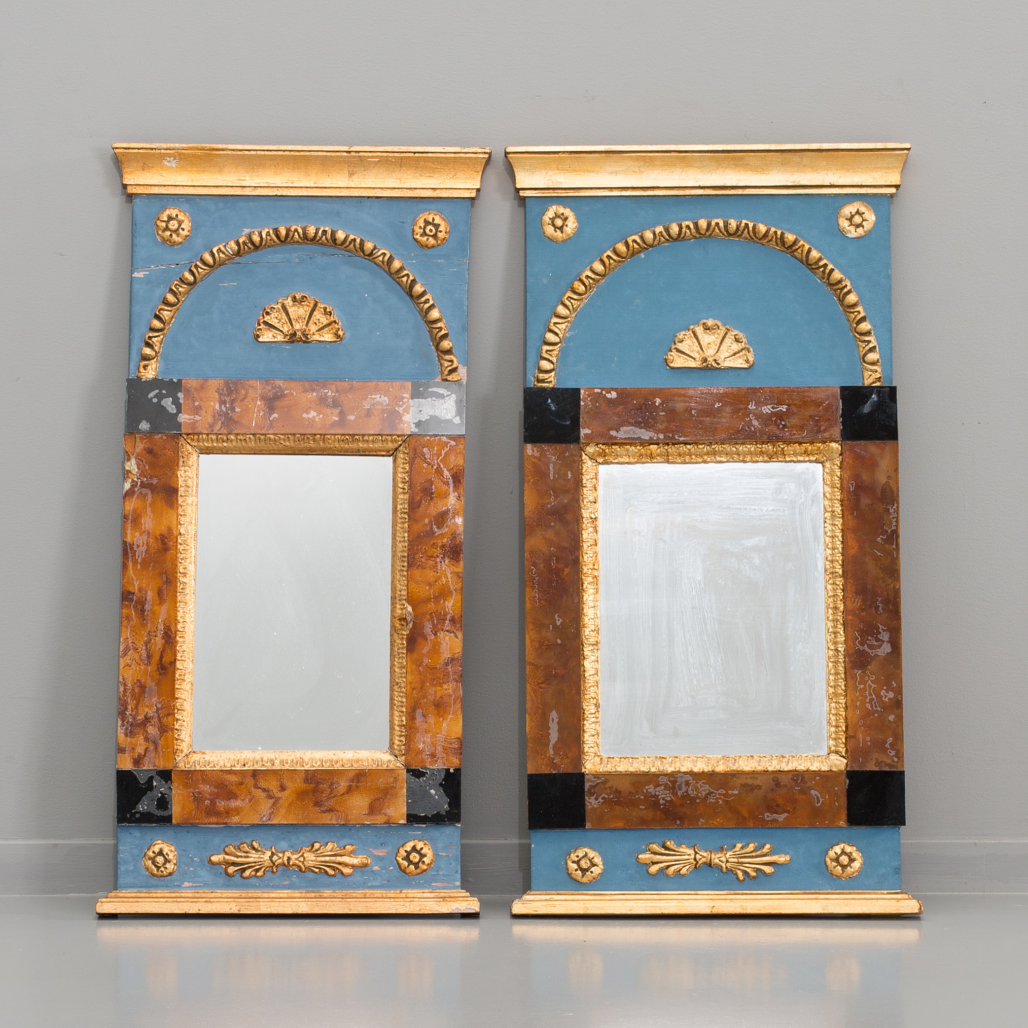A set of two Empire and Empire style mirrors. - Bukowskis