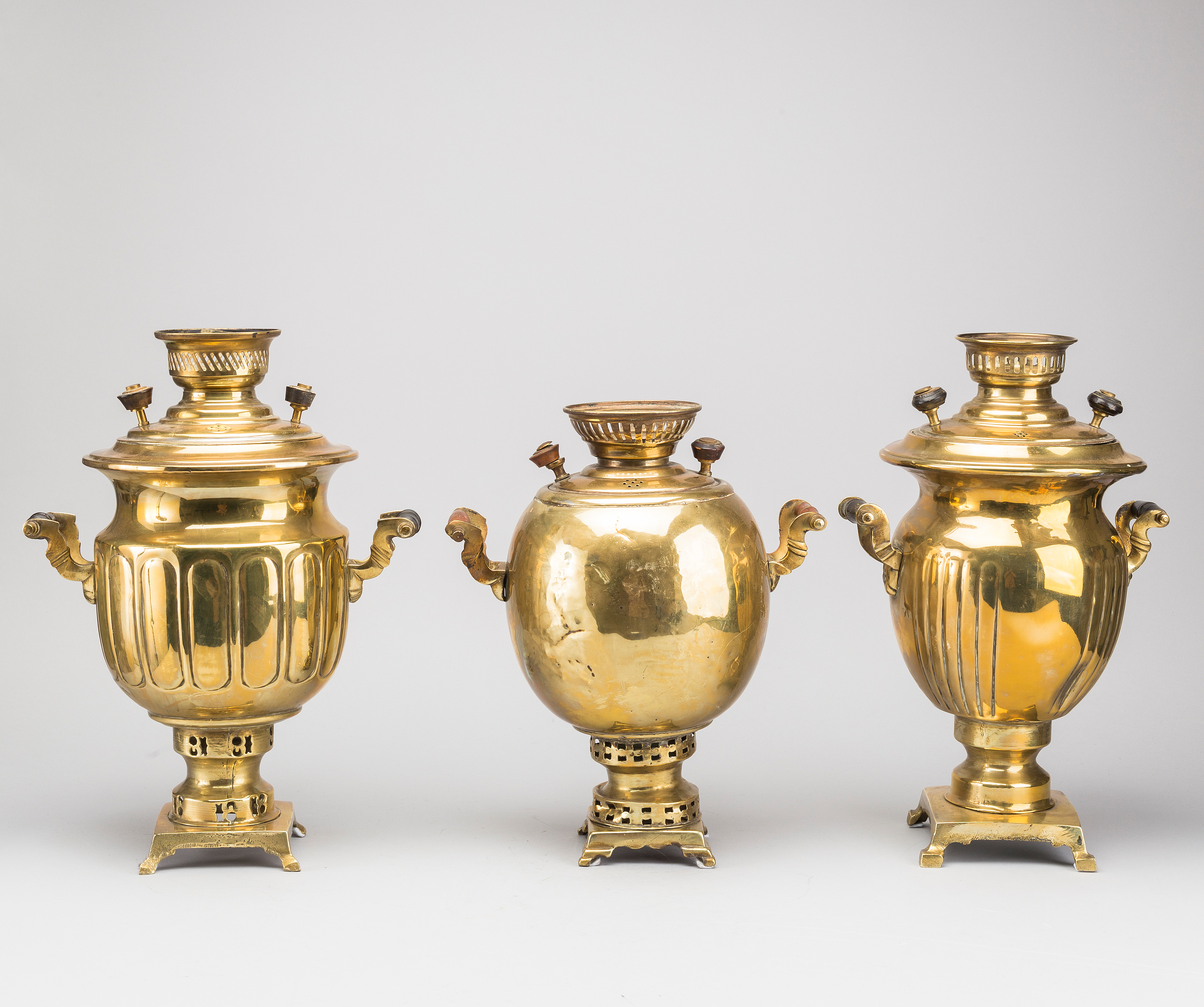 A SET OF BRASS SAMOVARS FROM EARLY 20TH CENTURY. - Bukowskis