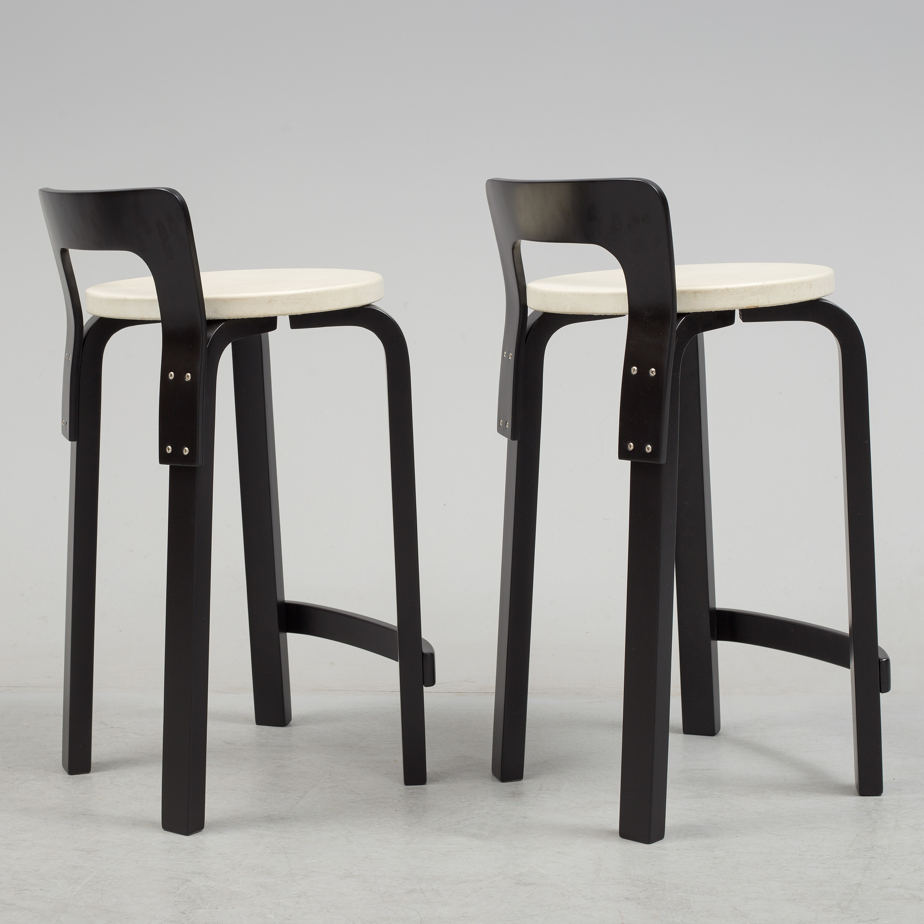 ALVAR AALTO, barstolar, ett par, modell K65. - Bukowskis