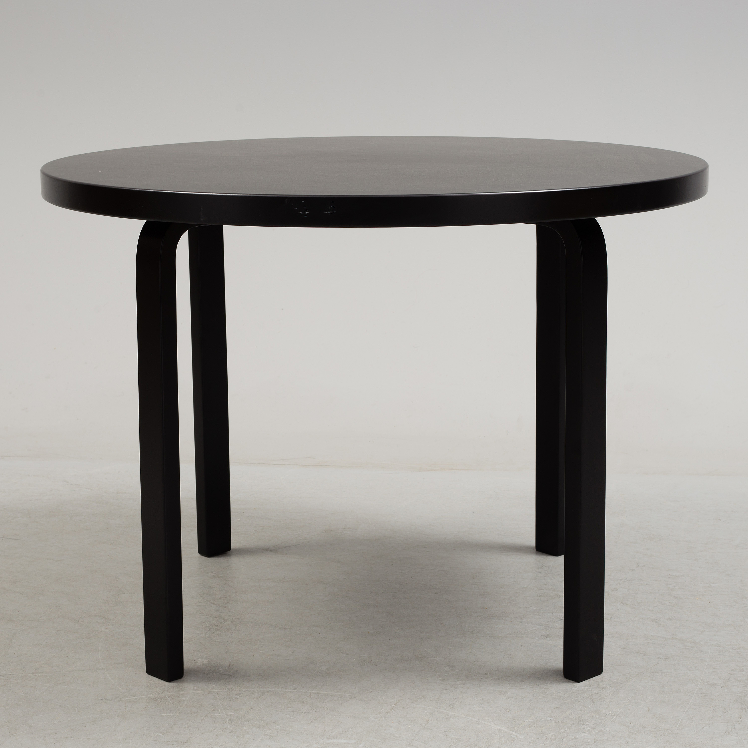 ALVAR AALTO, bord samt 4 stolar modell 615, 1900-talets slut. - Bukowskis