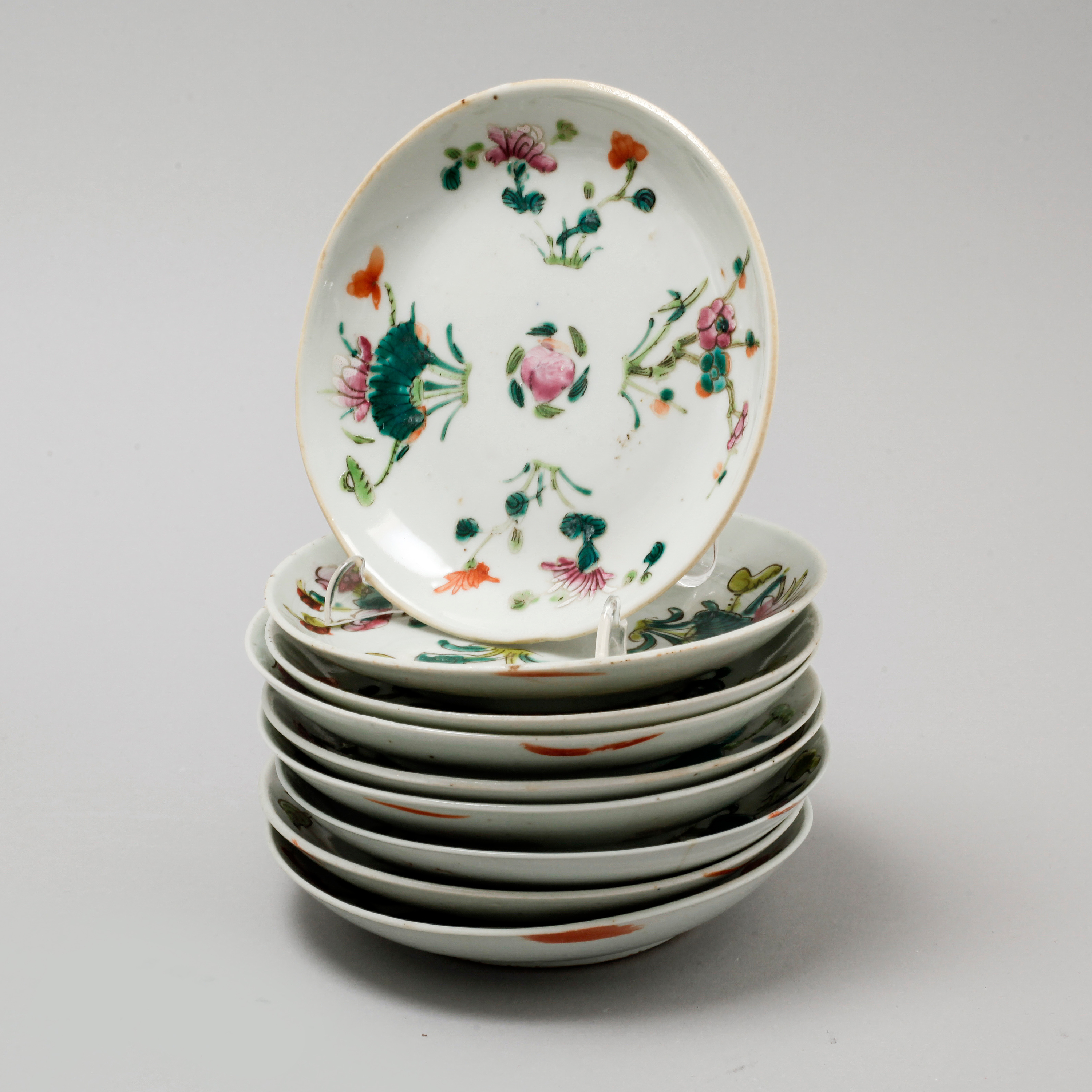 A collection of Chinese porcelain tableware, - Bukowskis