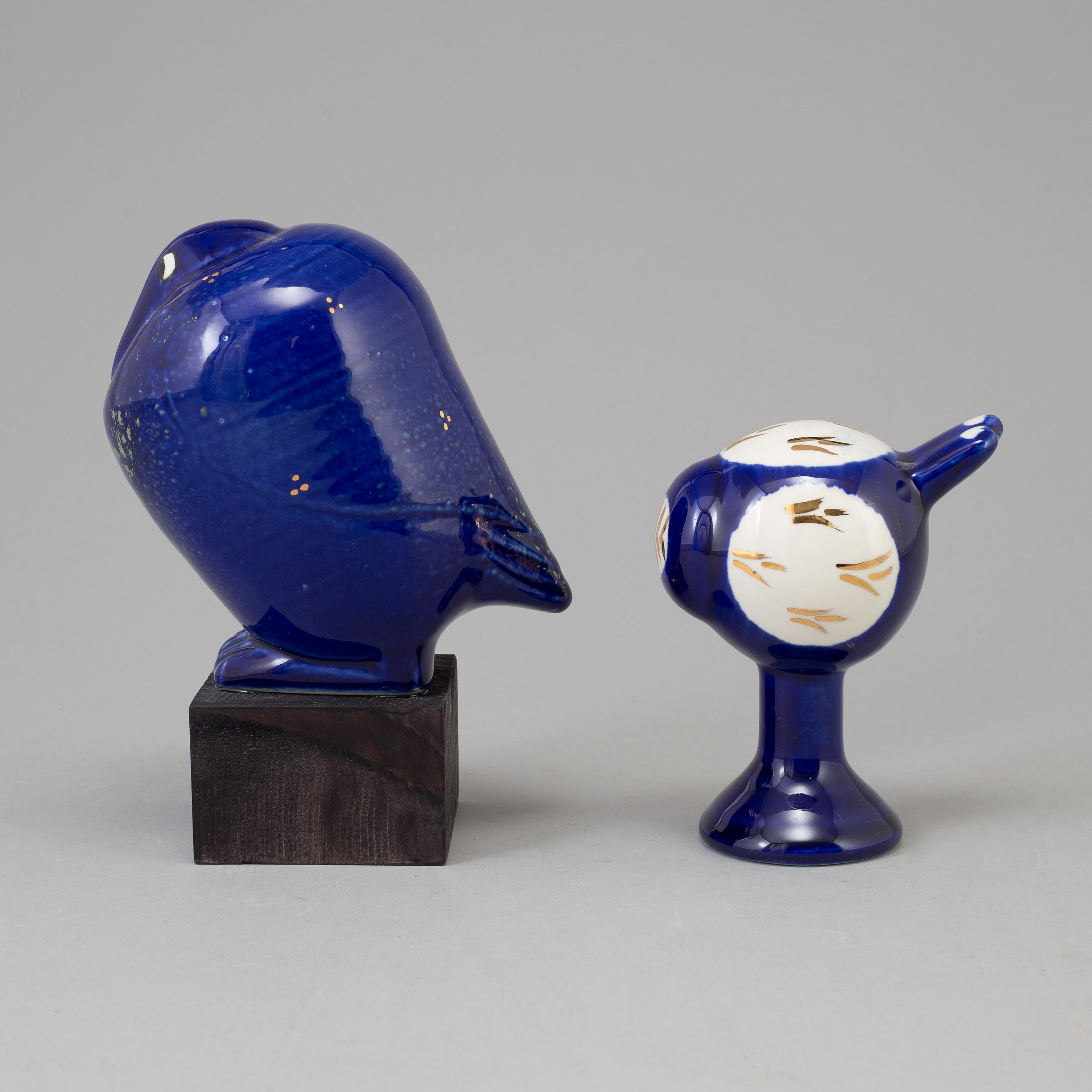 LISA LARSON, two stoneware figurines from K-studion, Gustavsberg. - Bukowskis