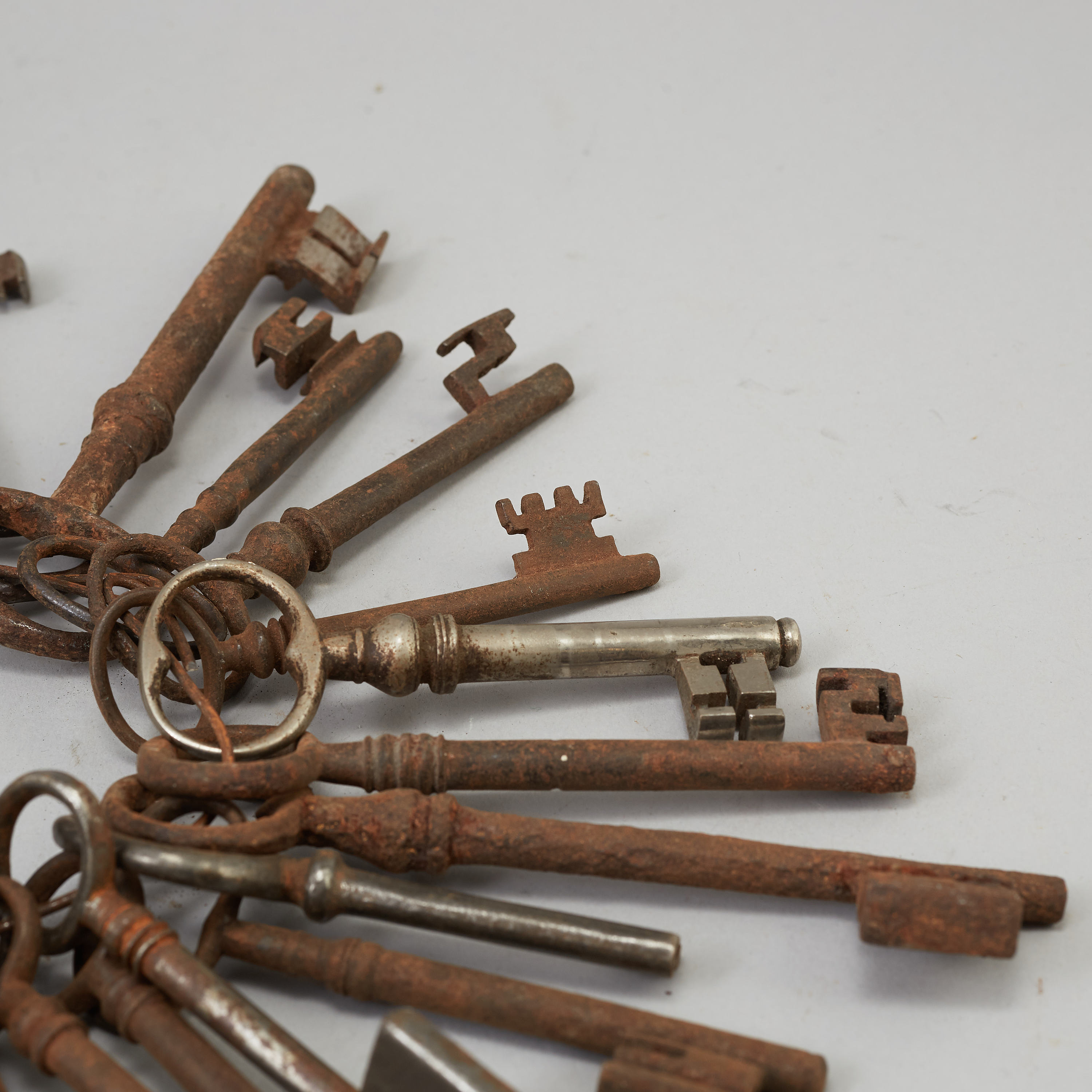 A COLLECTION OF CAST IRON KEYS, 18th/19th century. - Bukowskis