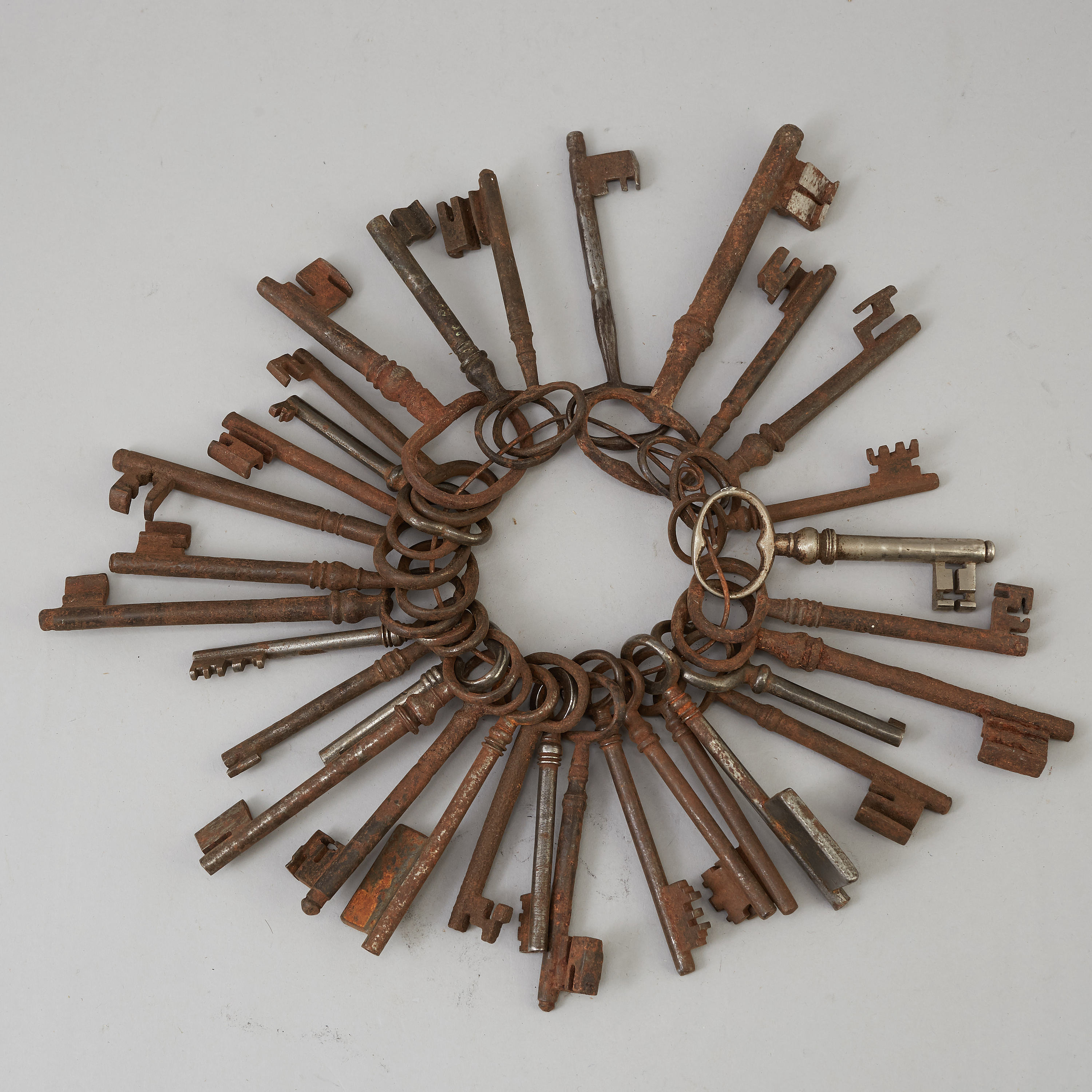 A COLLECTION OF CAST IRON KEYS, 18th/19th century. - Bukowskis