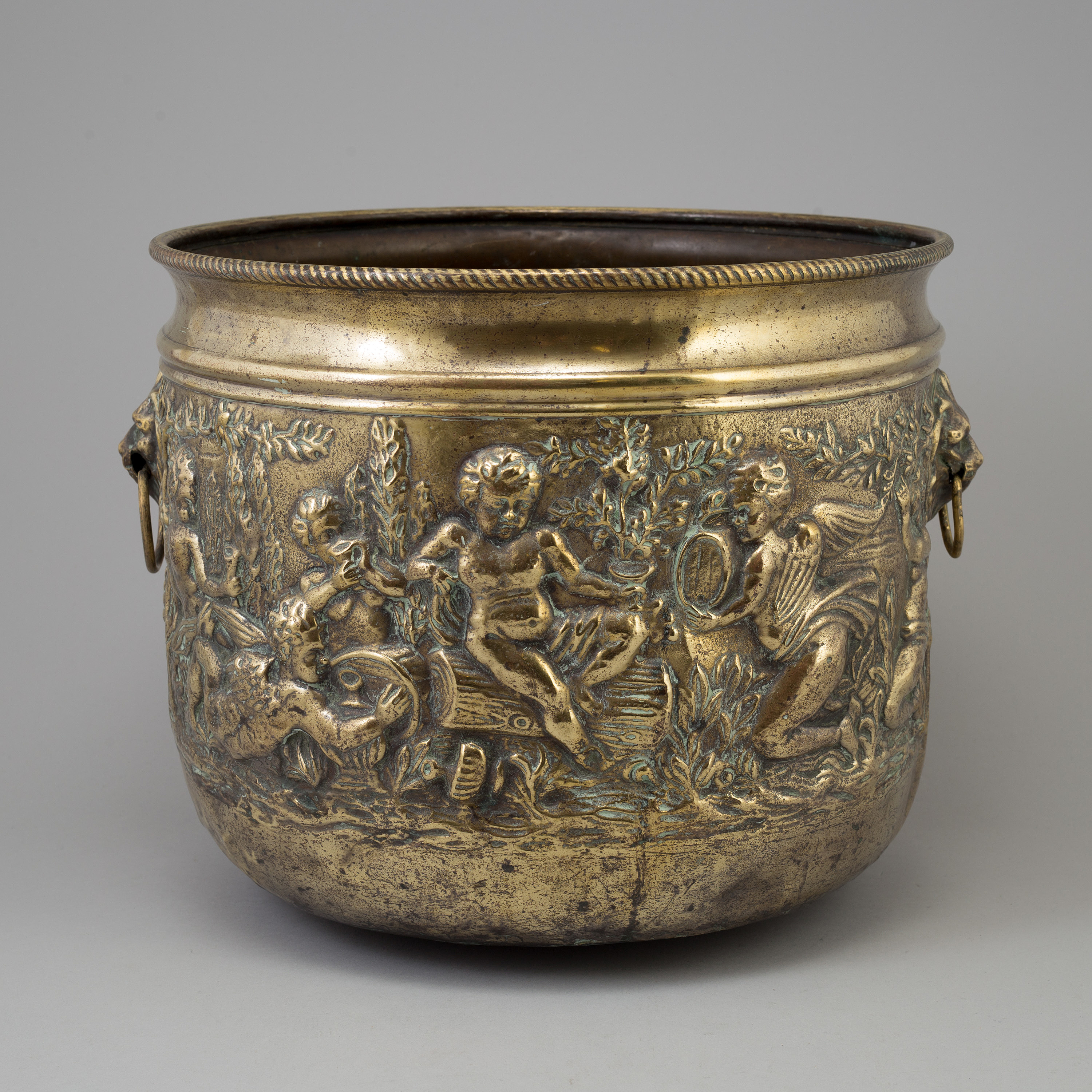 AN 18TH/19TH CENTURY BRASS FLOWER POT. - Bukowskis