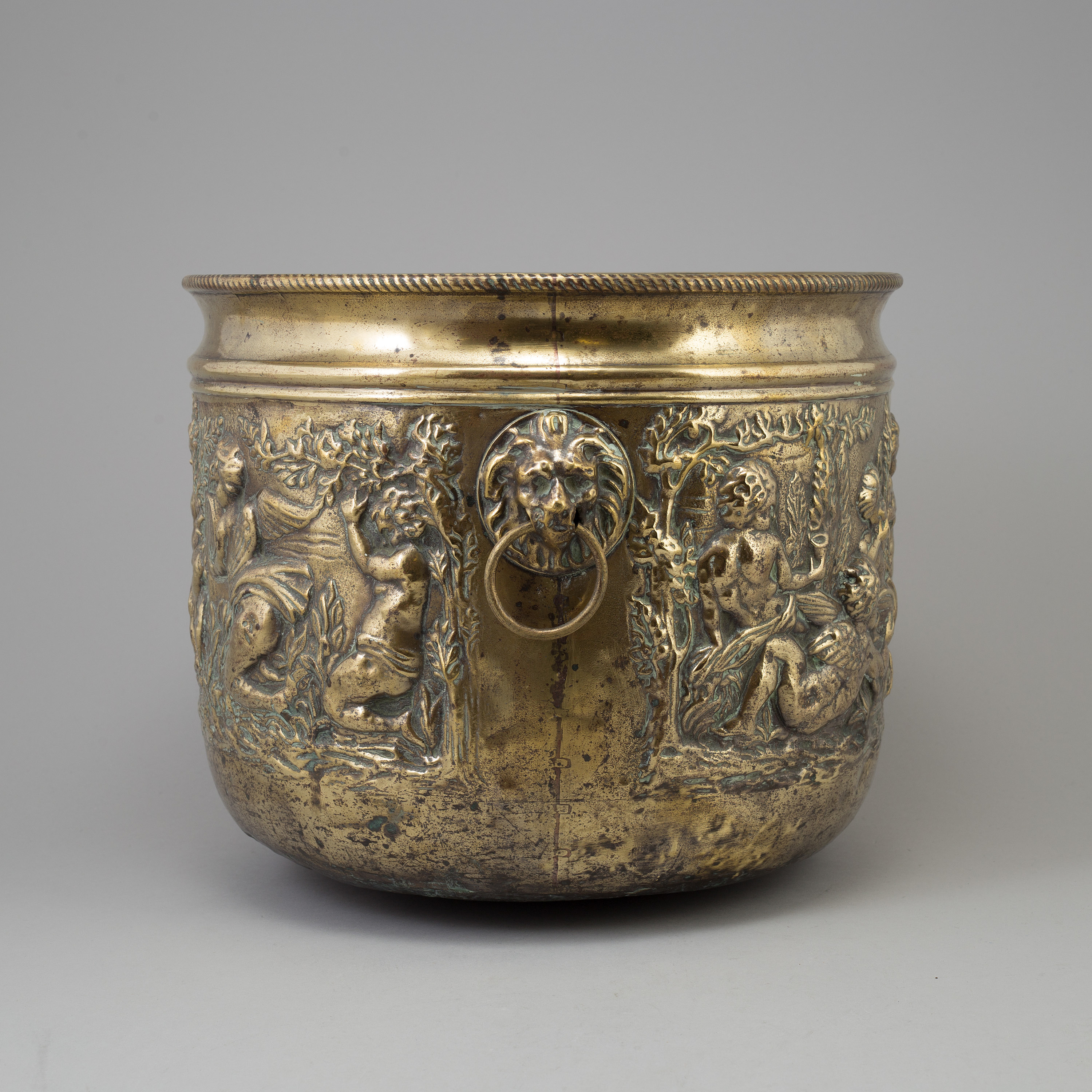 AN 18TH/19TH CENTURY BRASS FLOWER POT. - Bukowskis