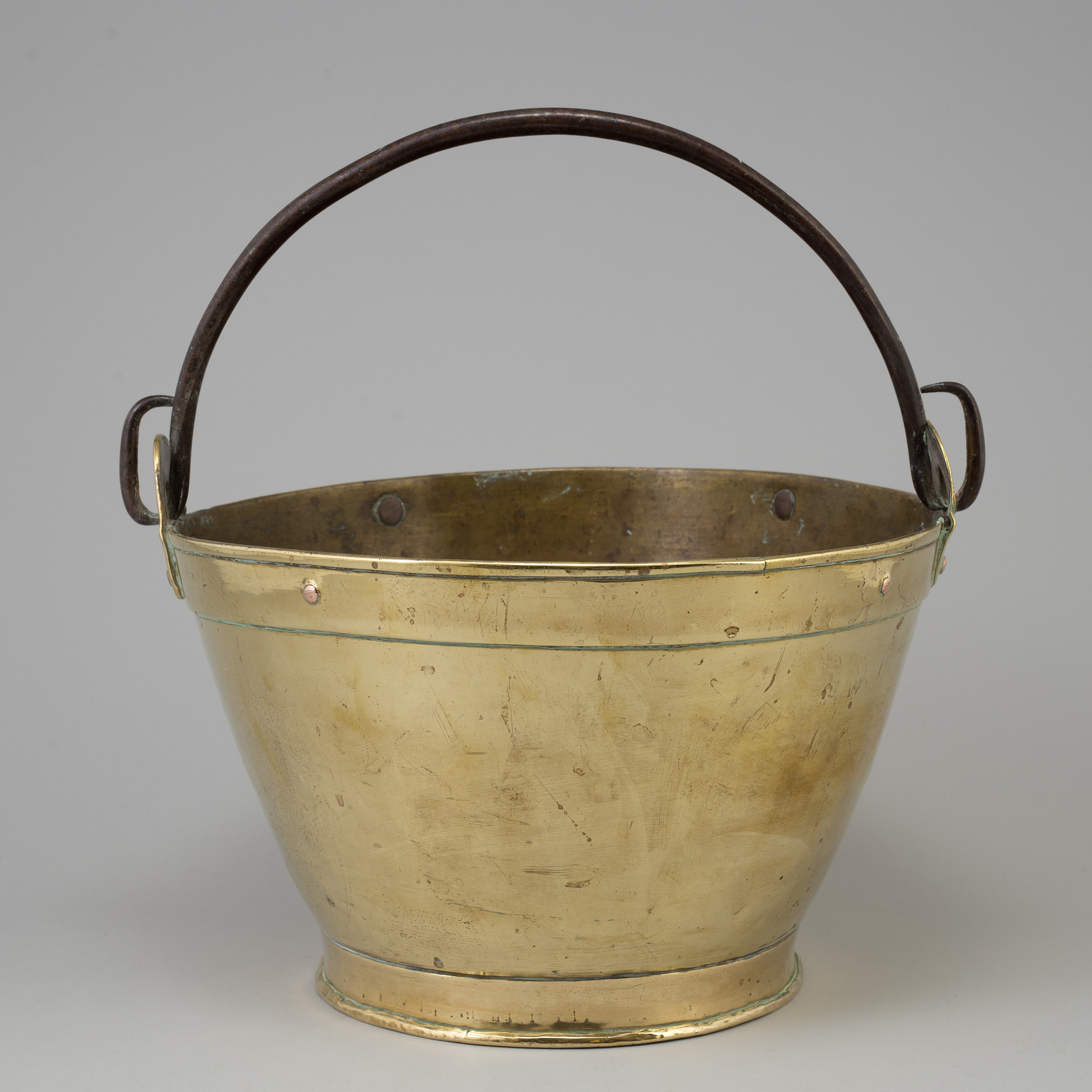 A 18th century brass bucket. - Bukowskis