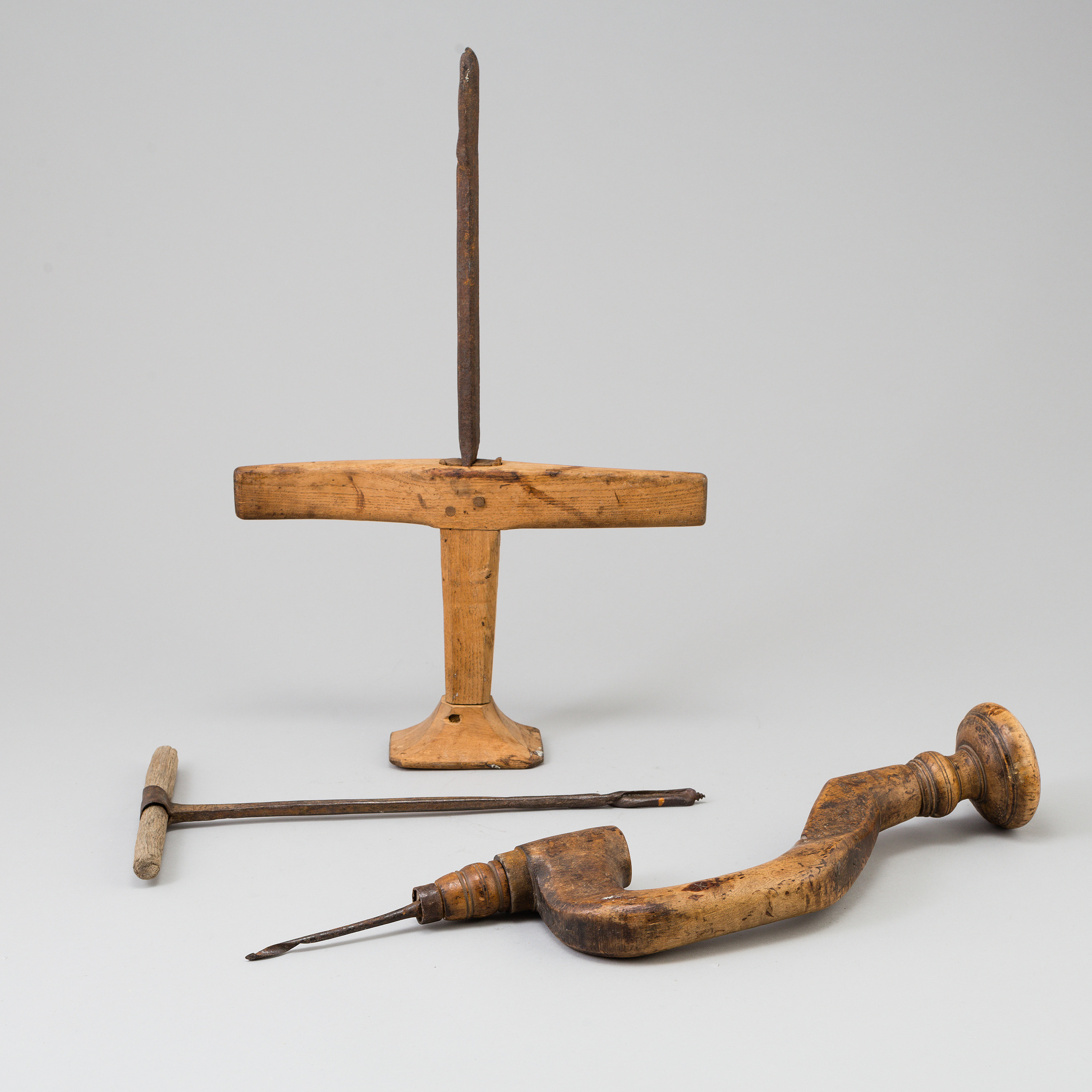 TEN WOOD AND IRON HAND TOOLS, 19th century. - Bukowskis
