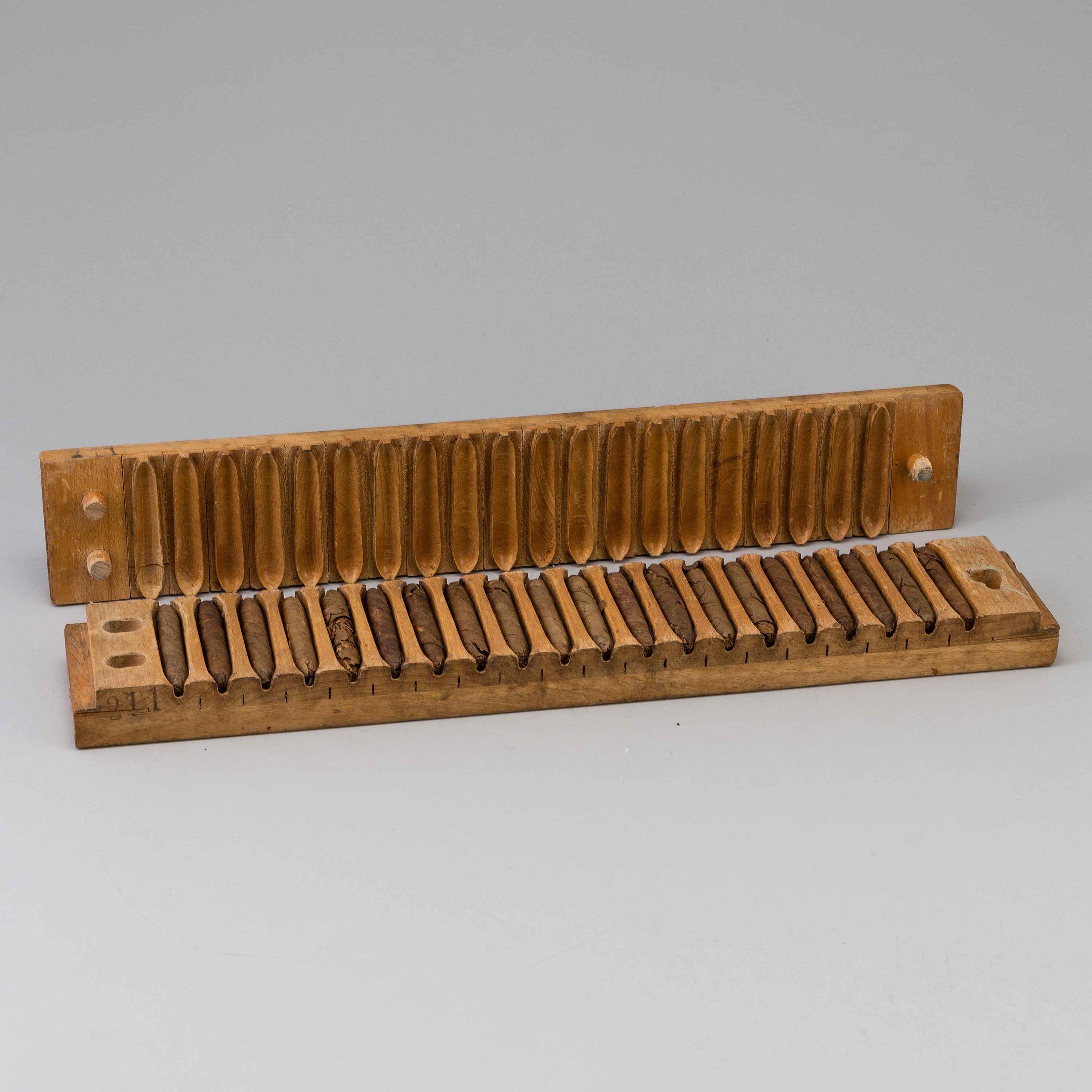 A mid 20th century cigar press. - Bukowskis