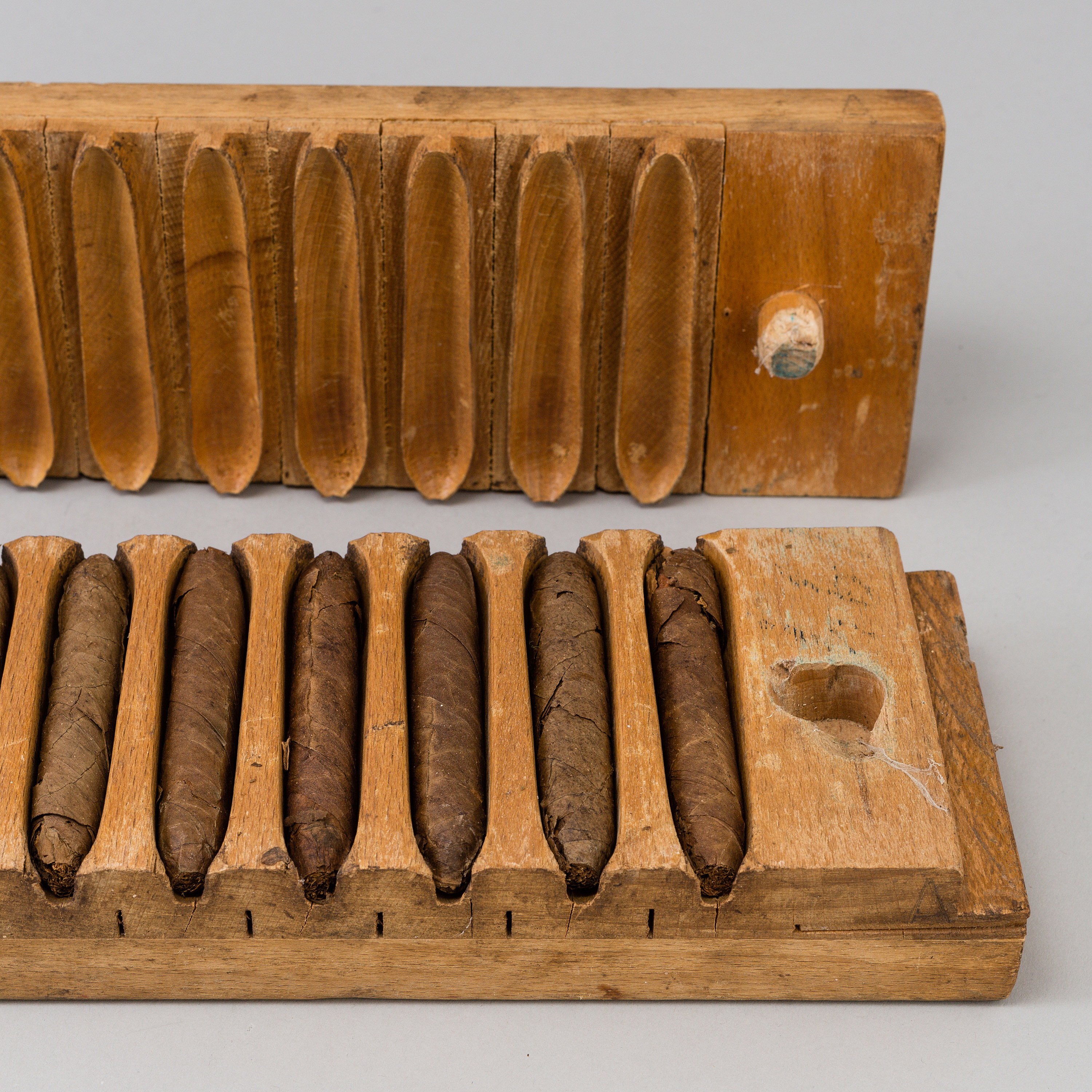 A mid 20th century cigar press. - Bukowskis