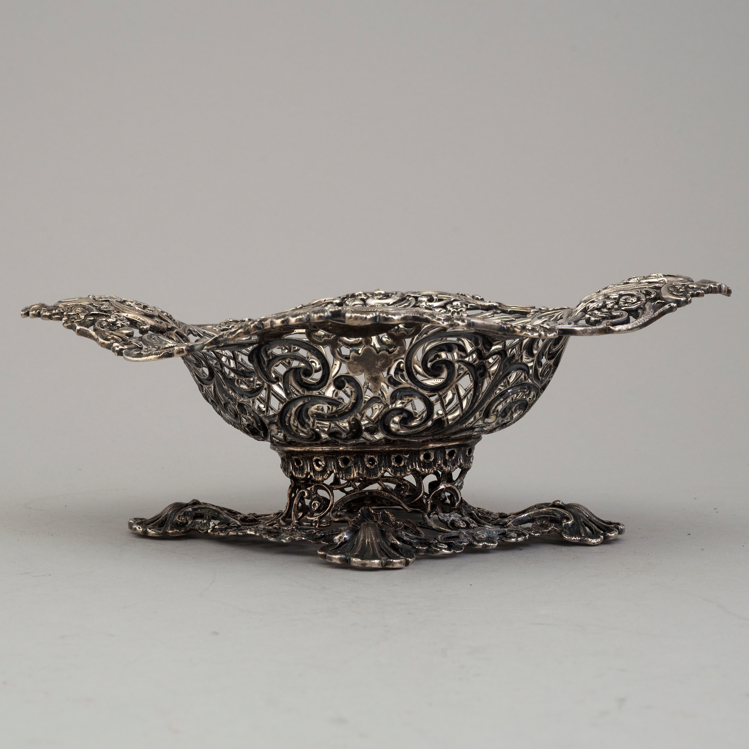 A silver bowl by Goldsmith & Silversmiths Company, London, 1894 ...