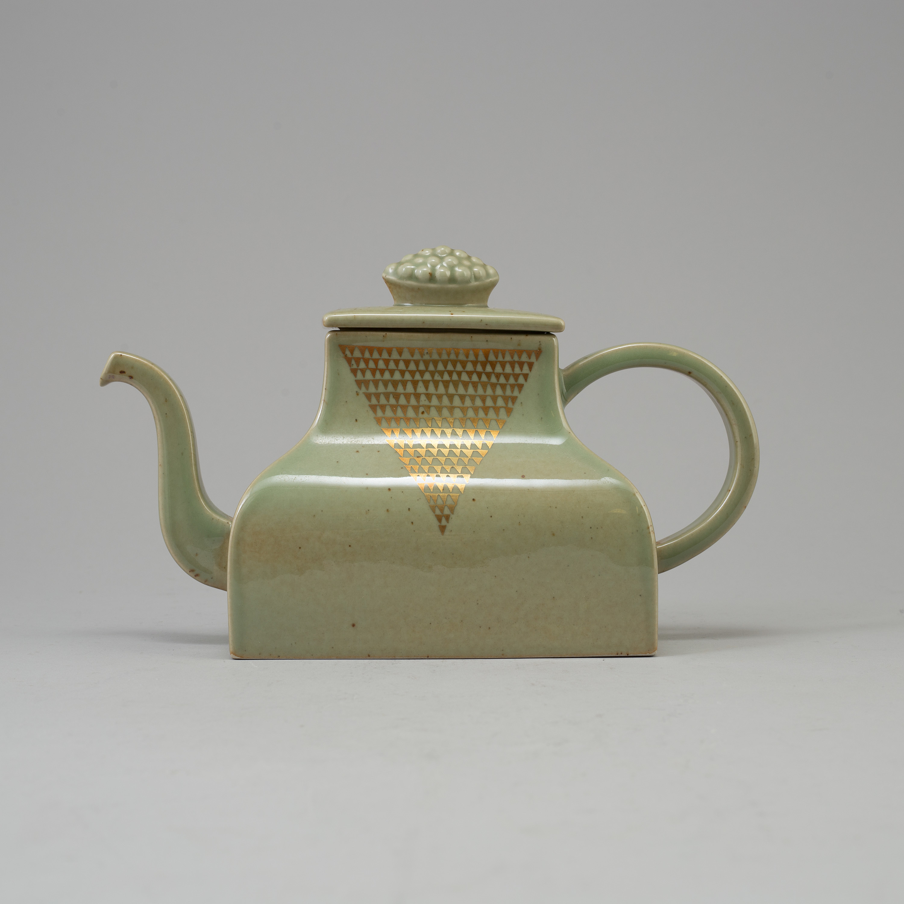 a "Kinesen" tea-pot by Signed Persson-Melin for Rörstrand. - Bukowskis