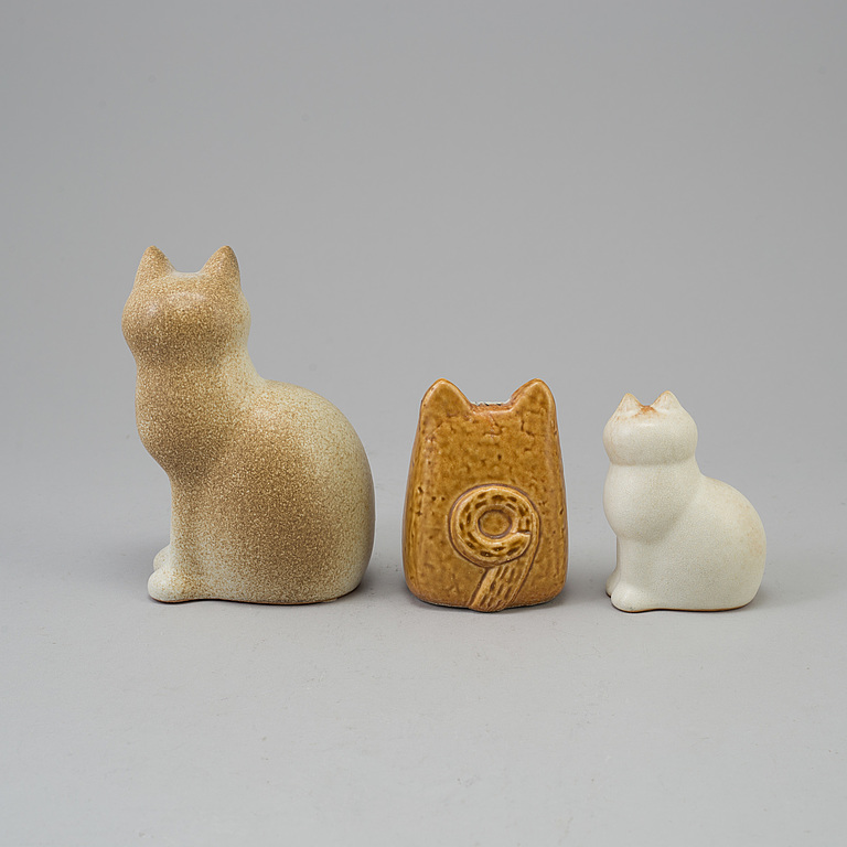 LISA LARSON, three stoneware cat figurines from Gustavsberg. - Bukowskis