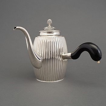 GUSTAF FOLCKER, a coffee-pot in silver, Stockholm, 1823. Total weight ...