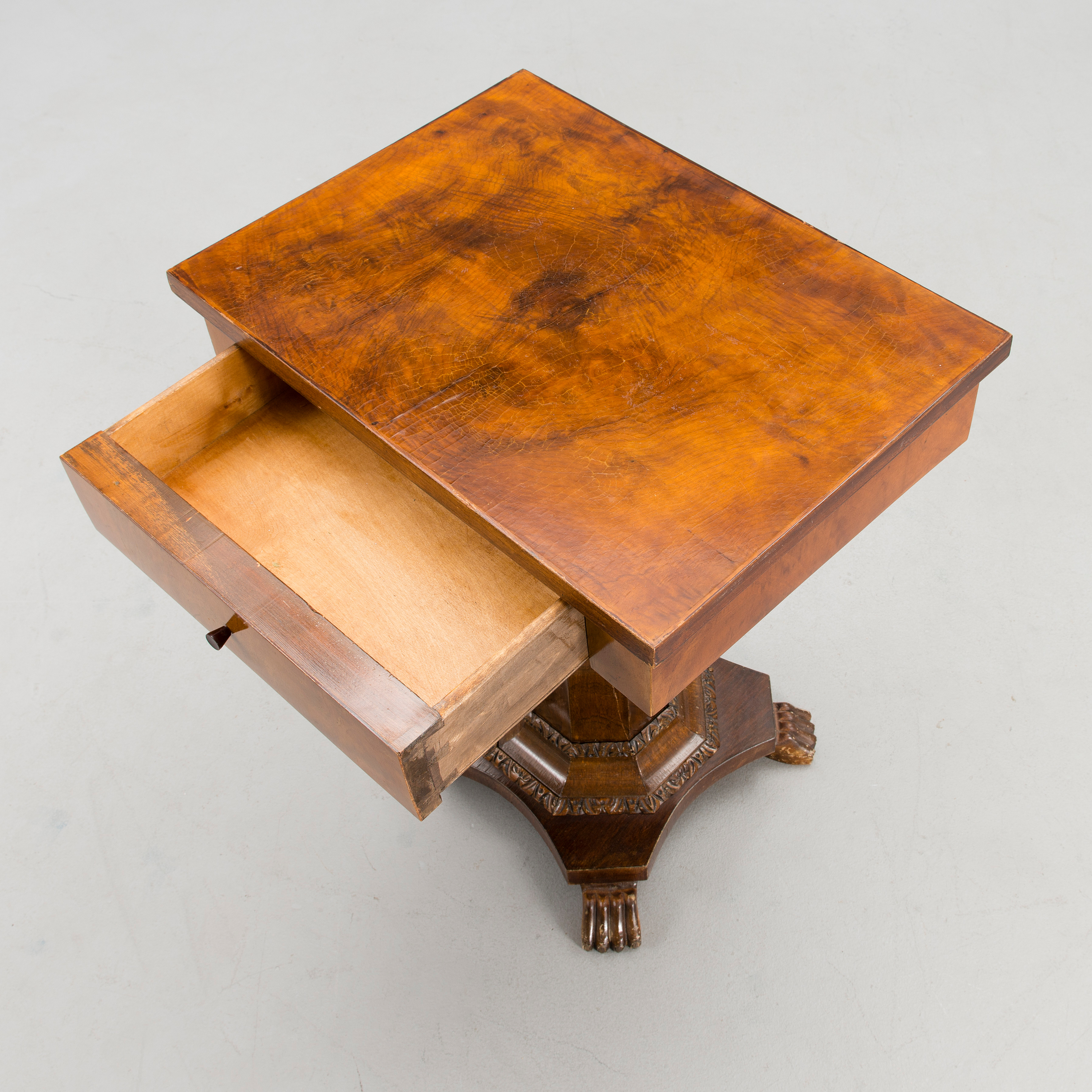A 1920s sewing table. - Bukowskis