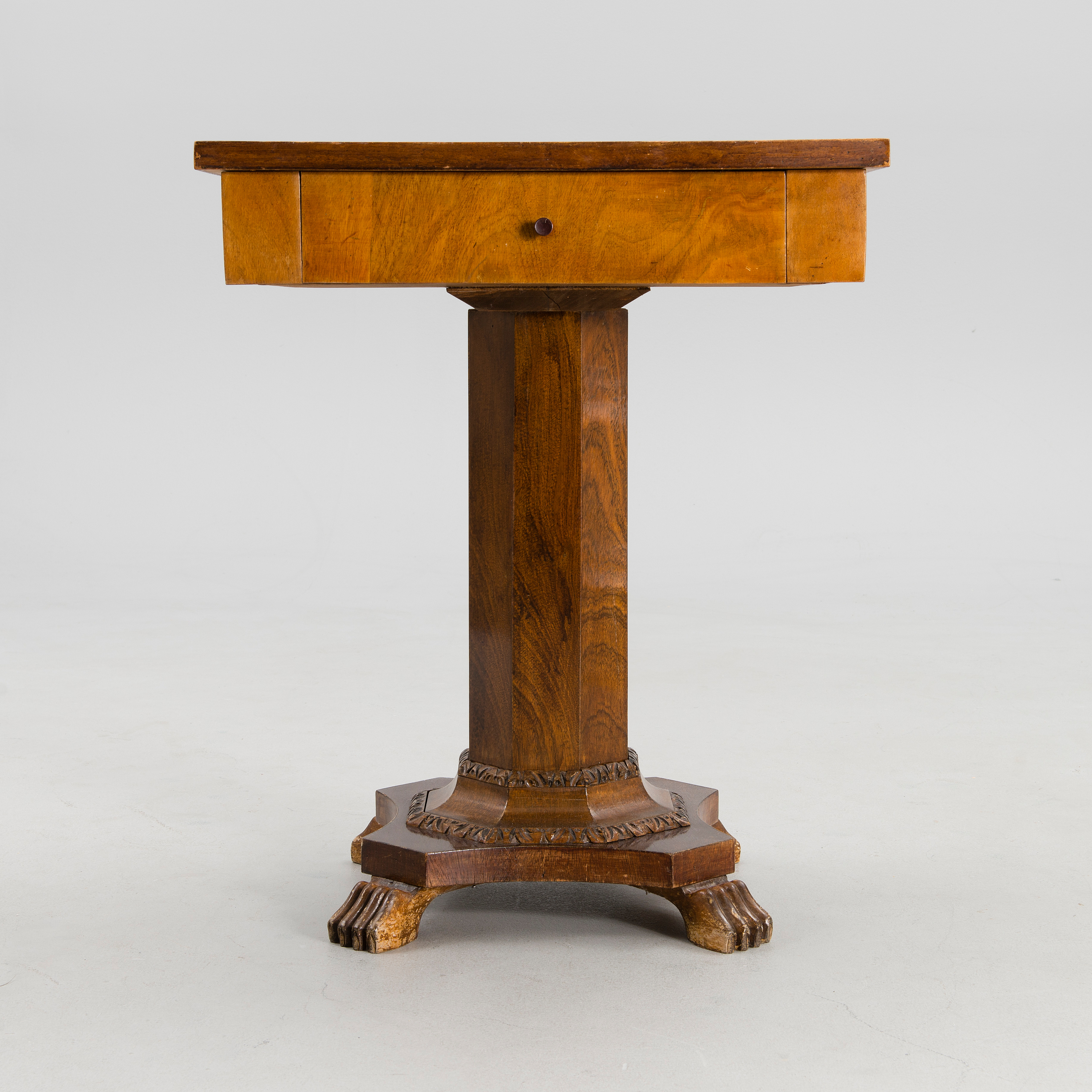 A 1920s sewing table. - Bukowskis