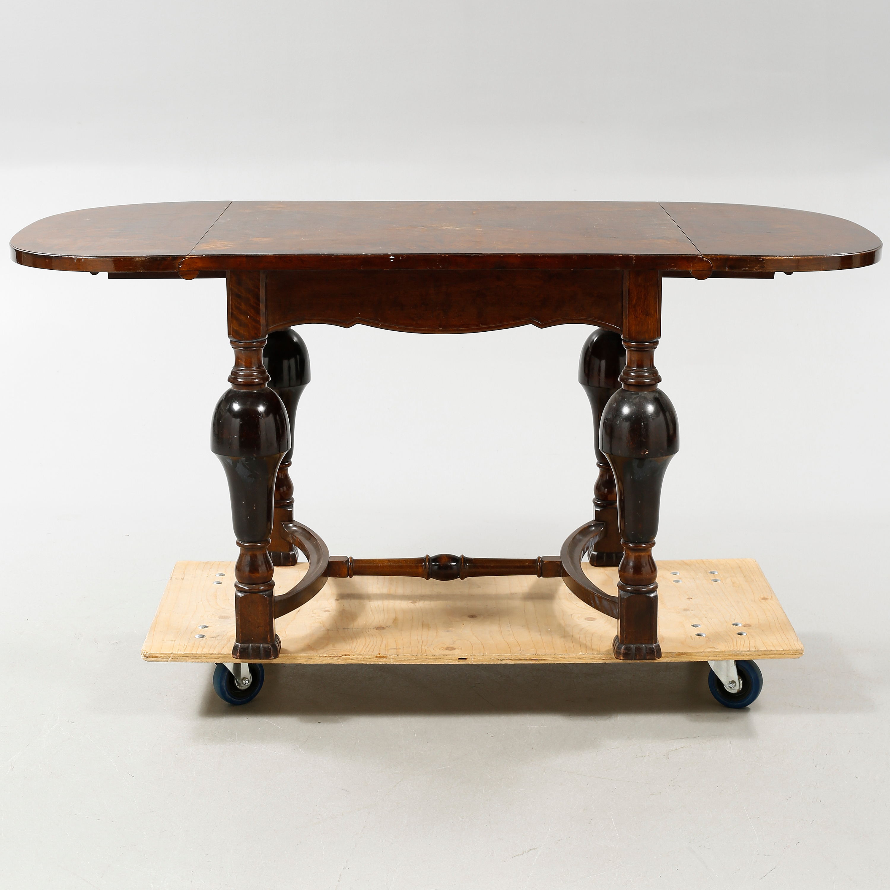 A table with flaps, first half of the 20th century. - Bukowskis